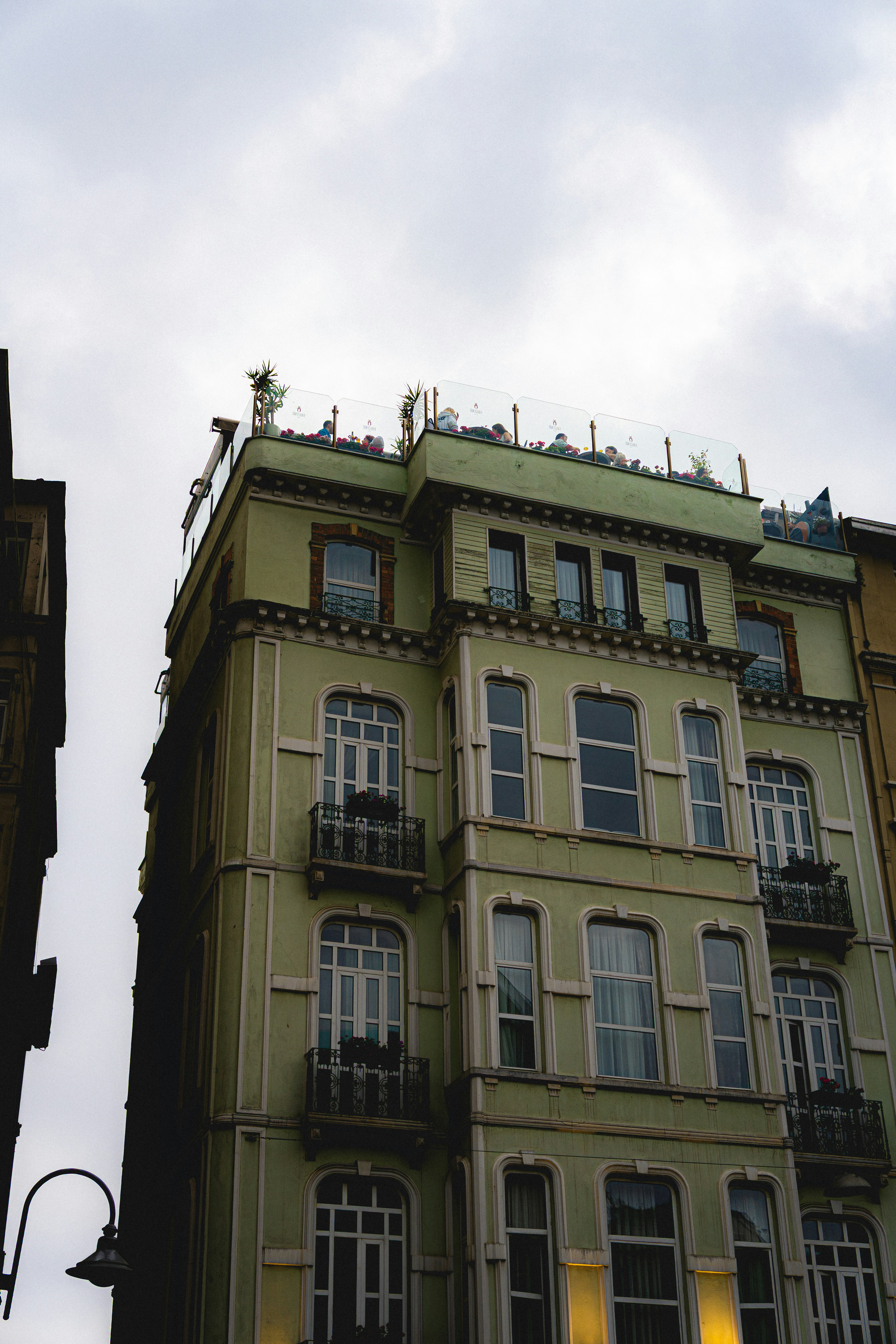 Green Facade, Quiet Upper Terrace: A Clockwork-Calm City Building Reaches for the Sky