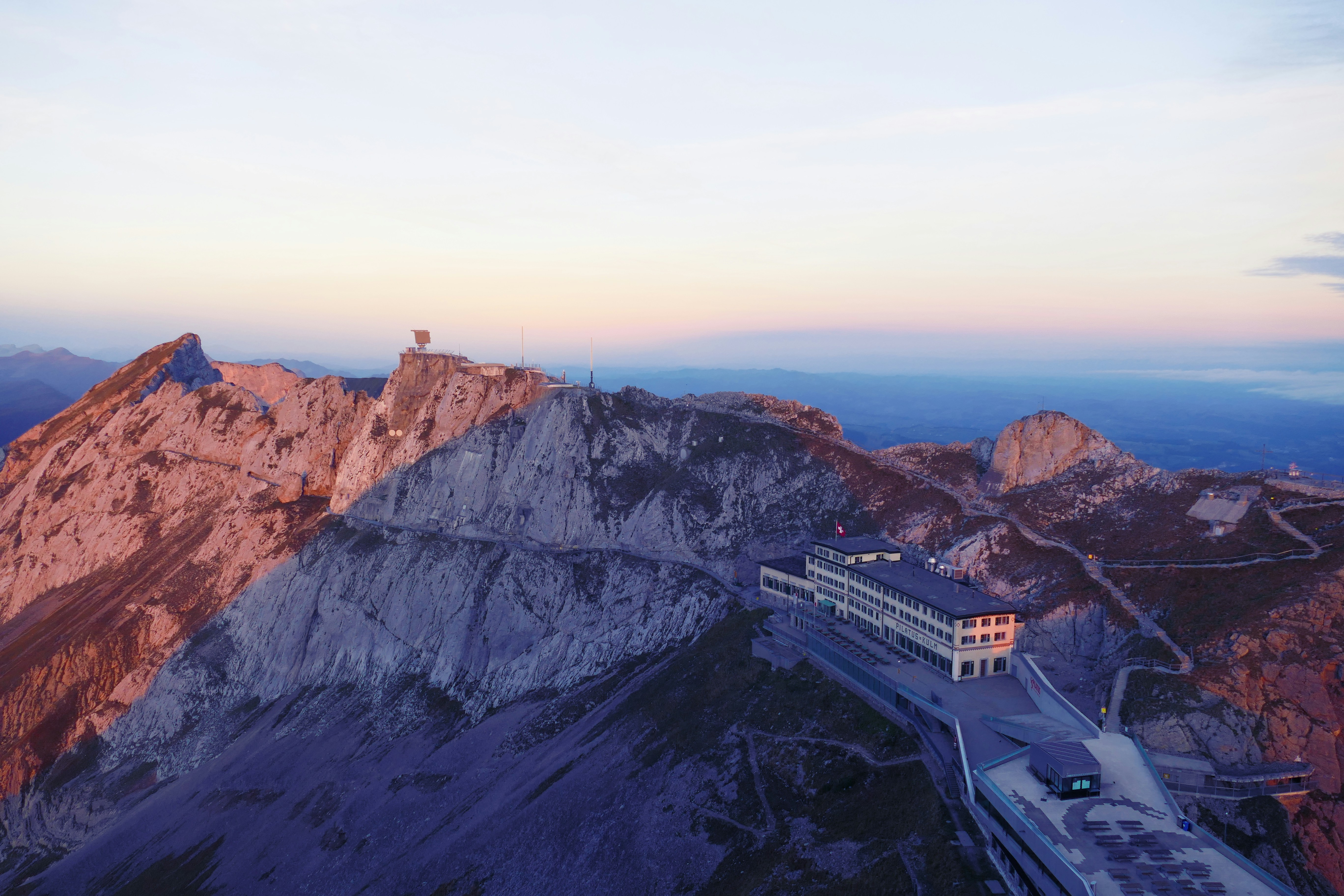 Ridge Observatory: A Mountain Retreat Clinging to the Sunset