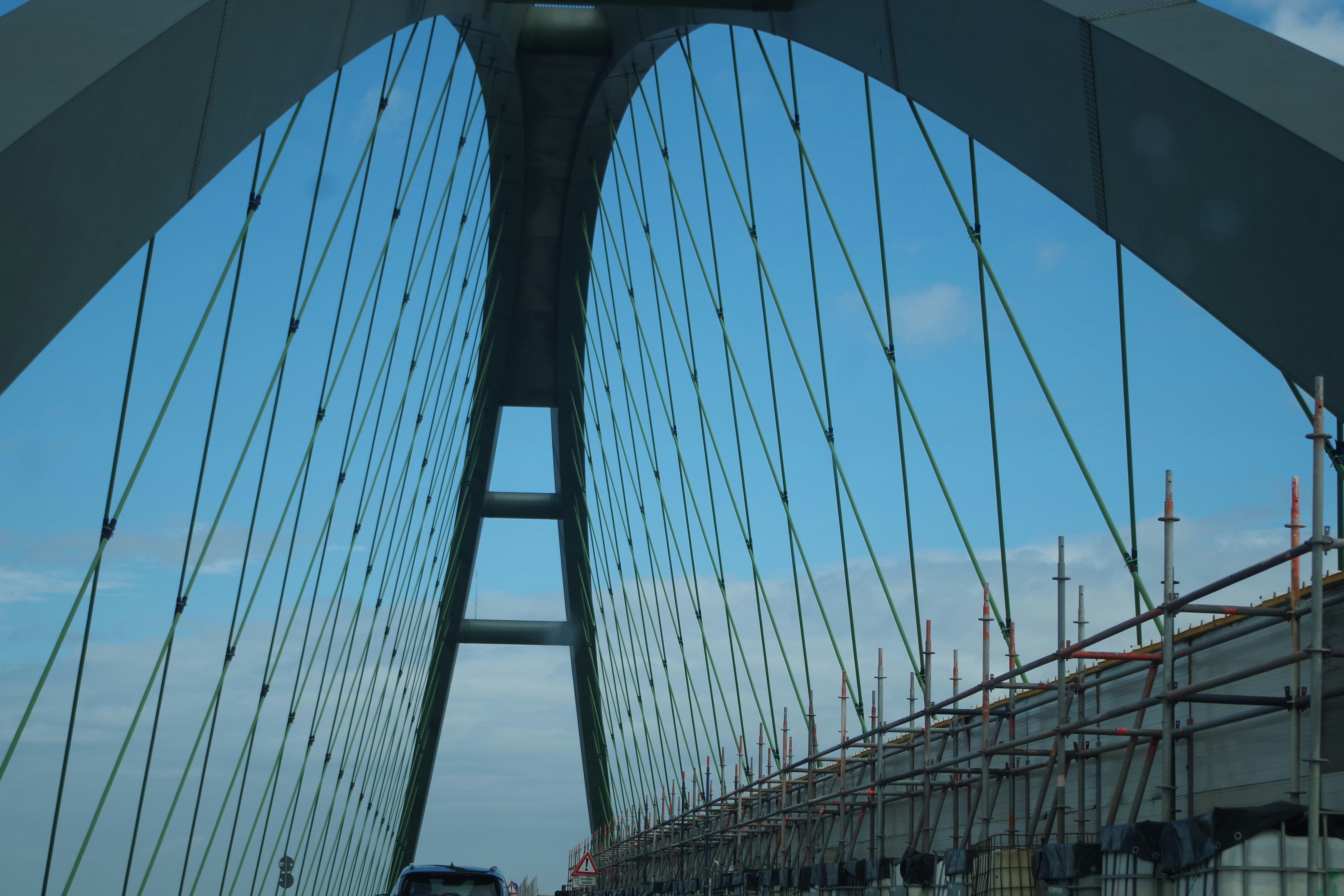 Cable-arched ascent: geometry of a suspended bridge under a bright sky
