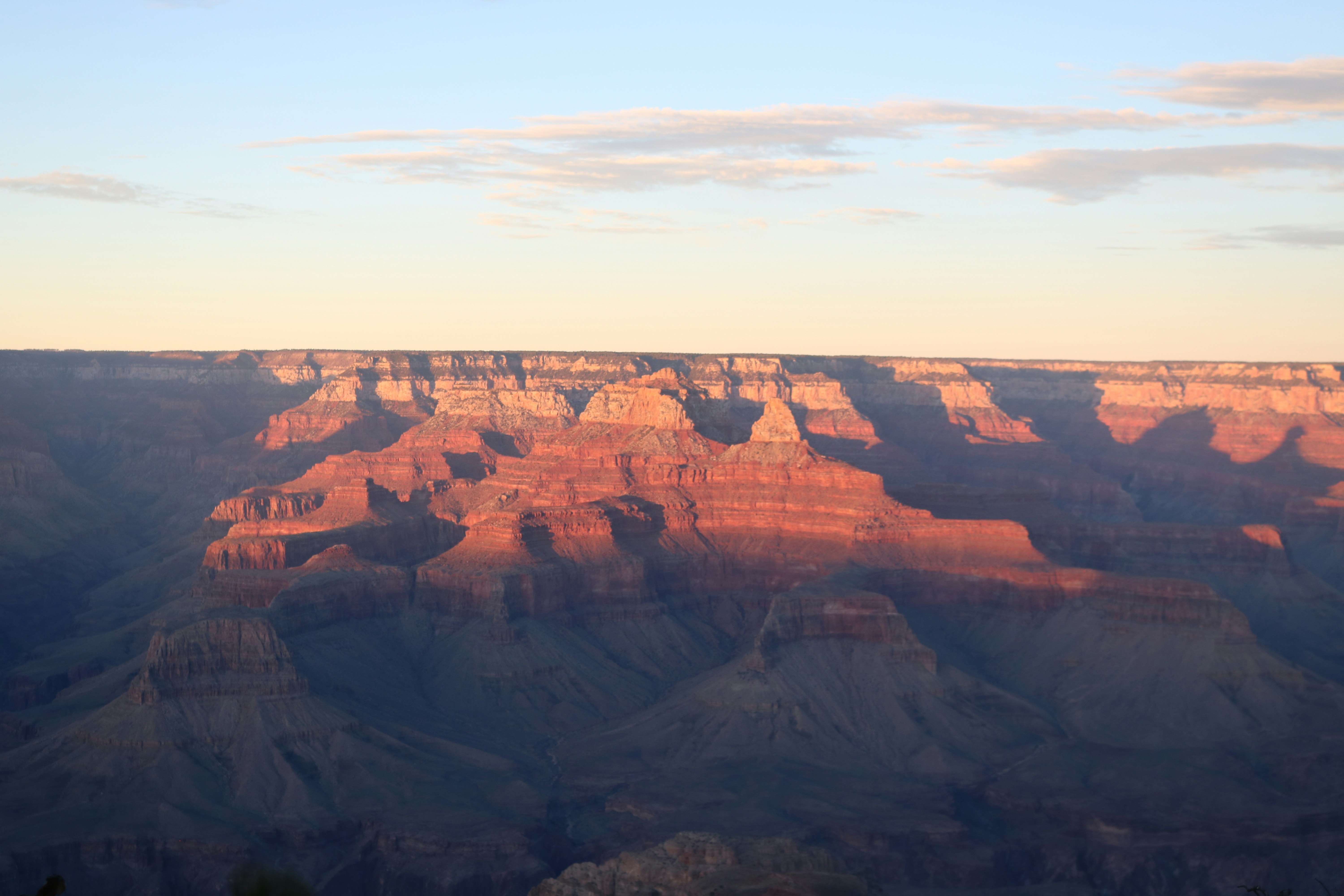 Golden Rim at Dusk: Canyon Shadows Sweep the Rim