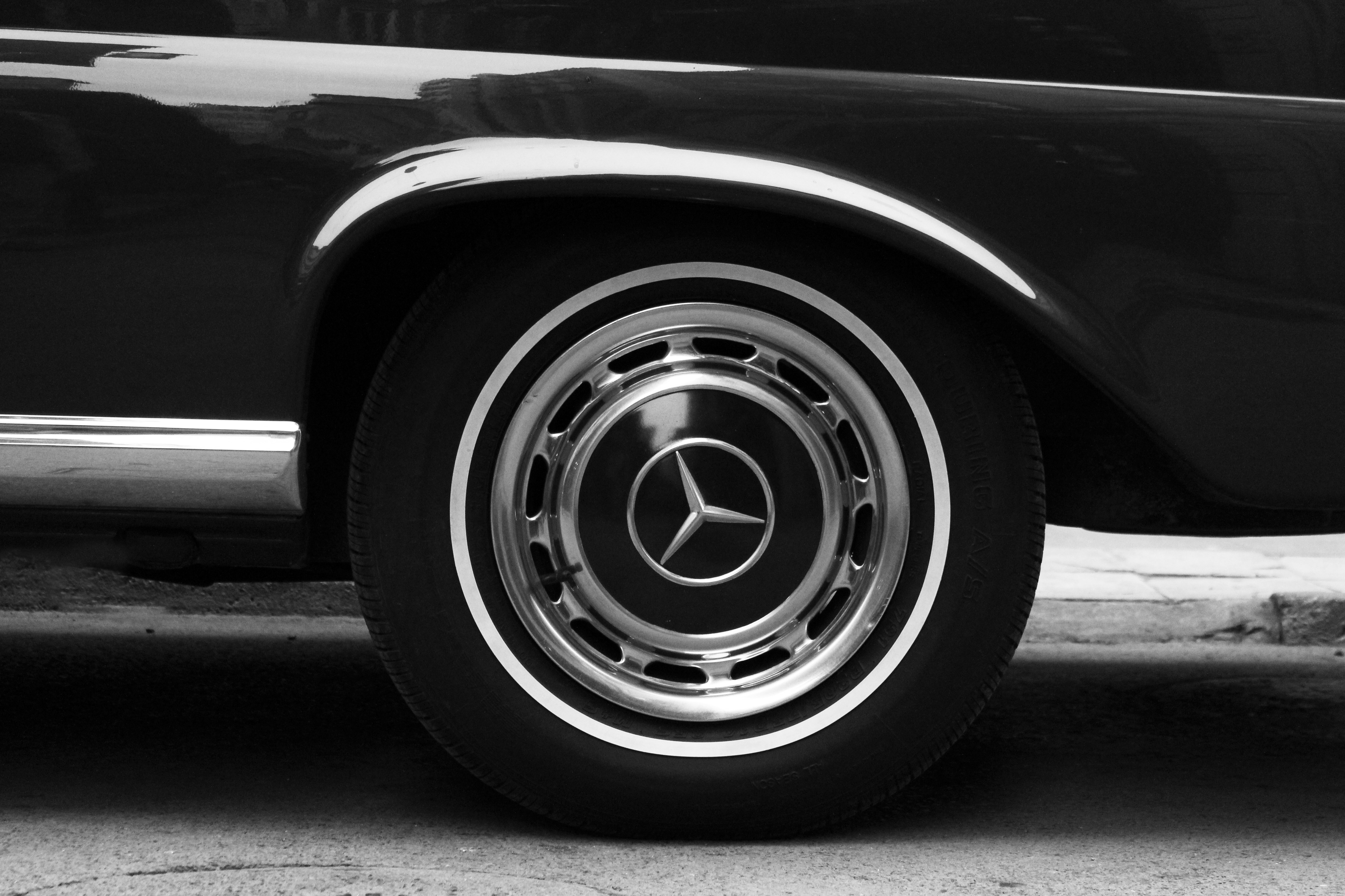 Chrome Cadence: A Classic Mercedes Wheel in Quiet Monochrome