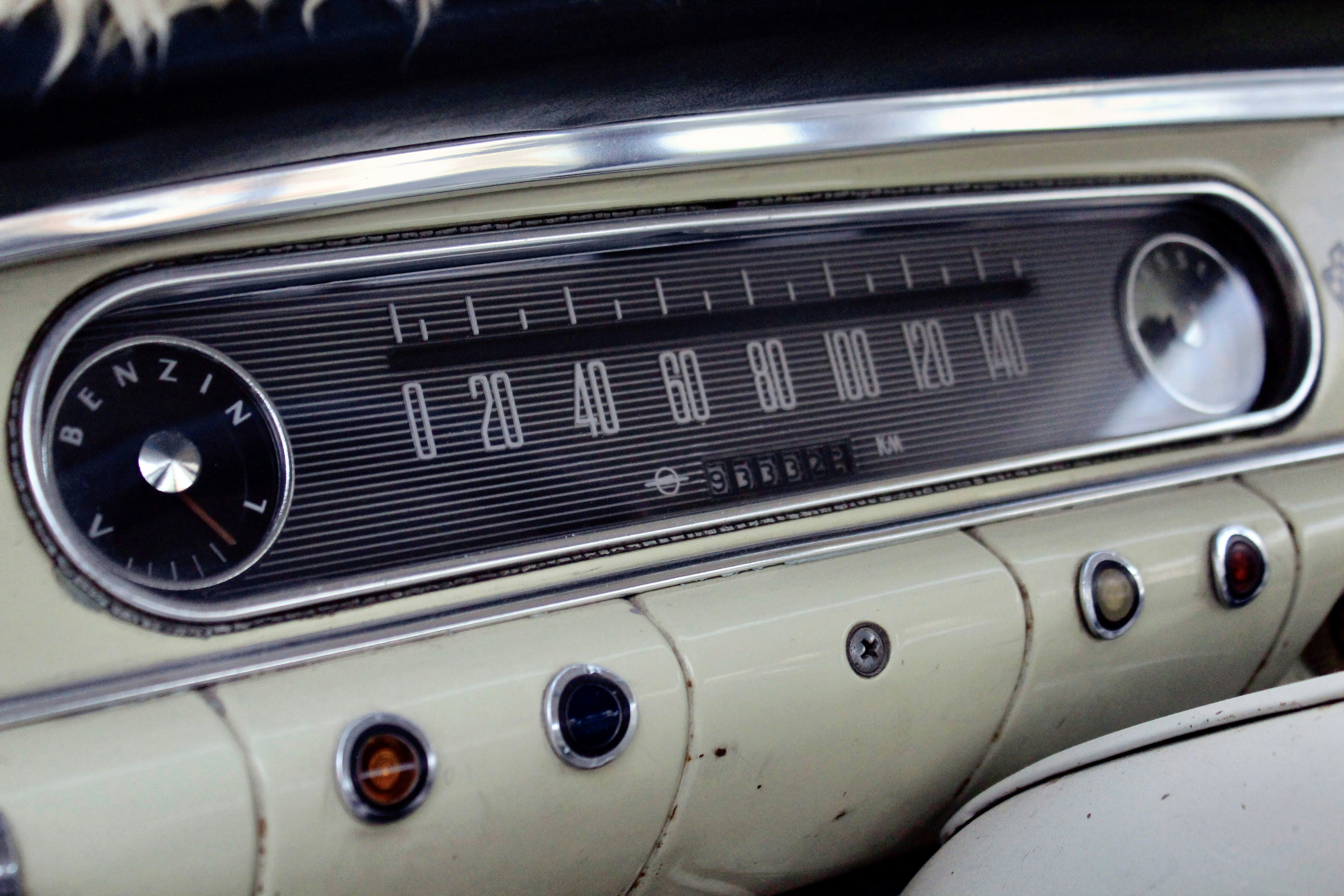 Retro Radio Glory: A Close-Up of a Vintage Car Dashboard