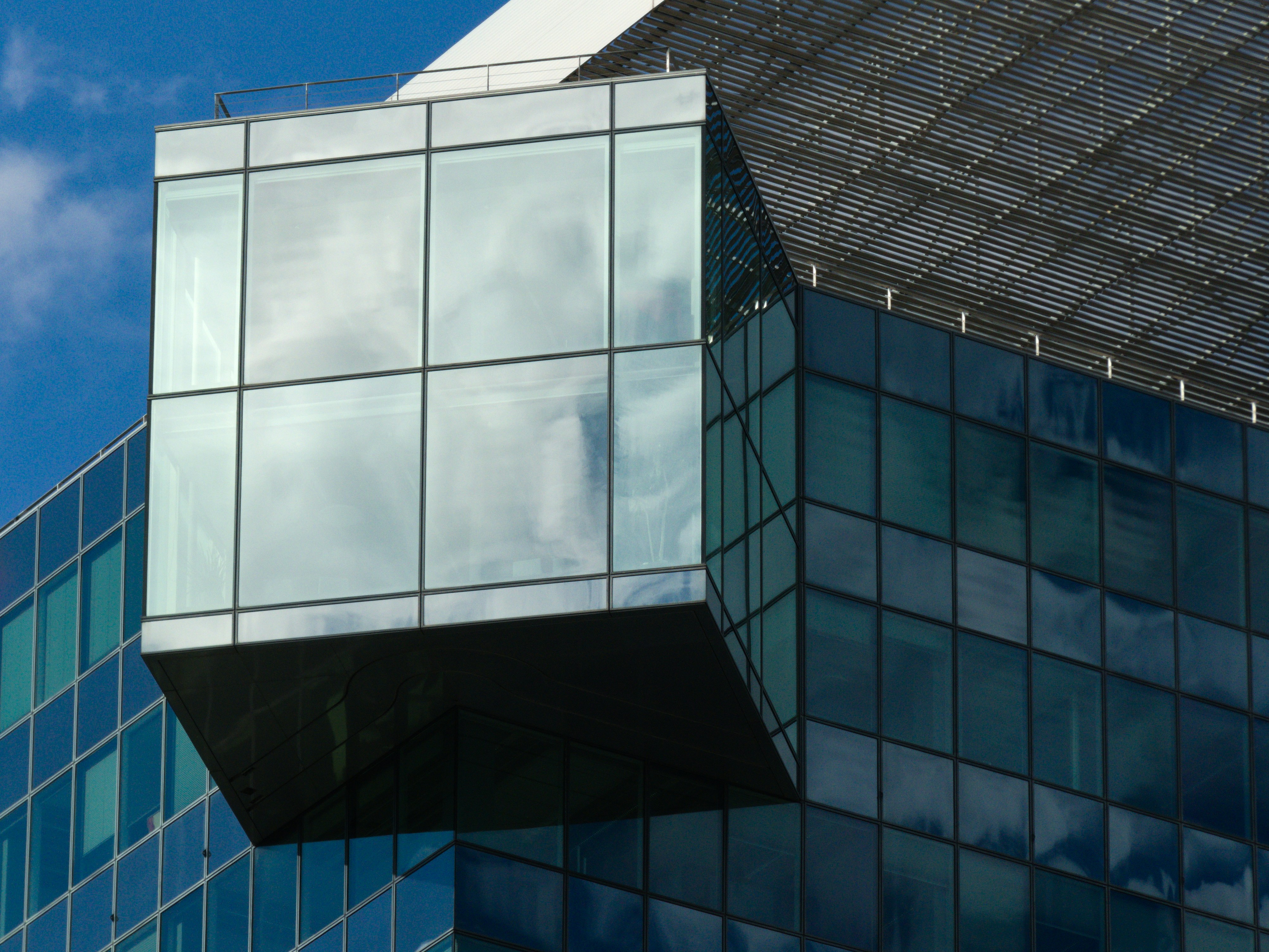 Glass Plinth: A Sky-Reflected Corner of Modern Architecture