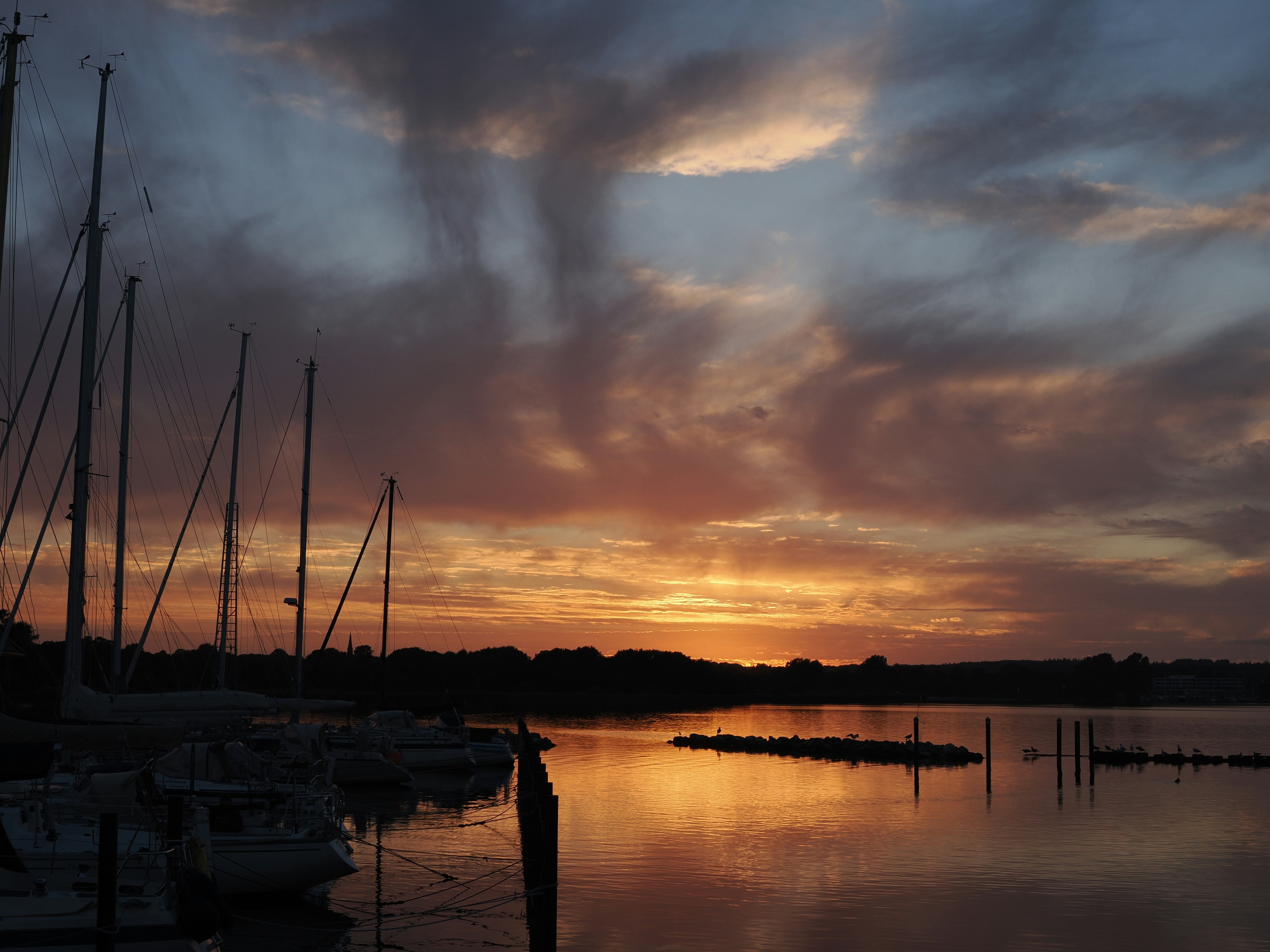 Horizon Fire: Boats Quietly Frame a Sunset Marina