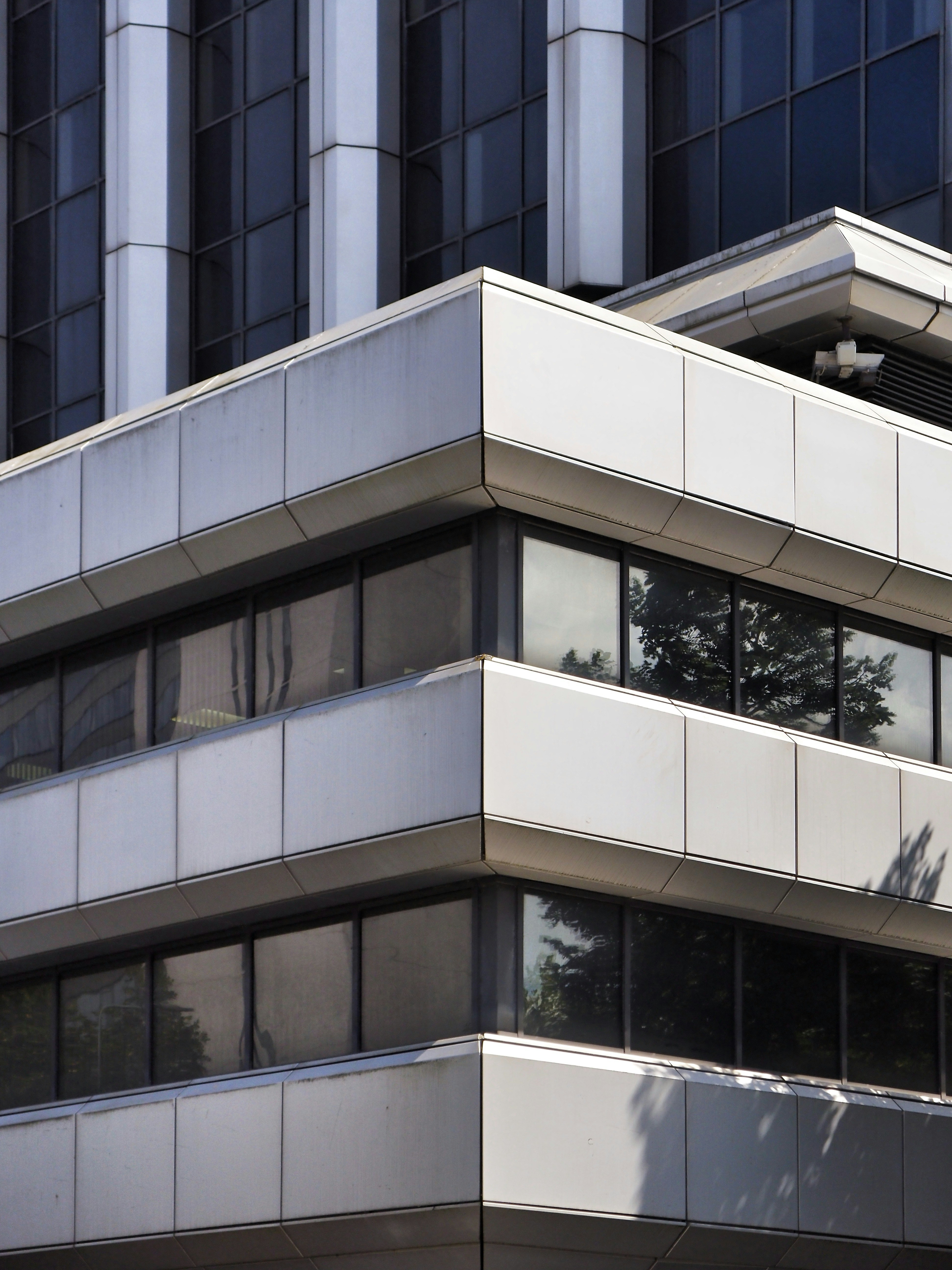 Cornered Geometry: Layered Facade of Quiet Steel