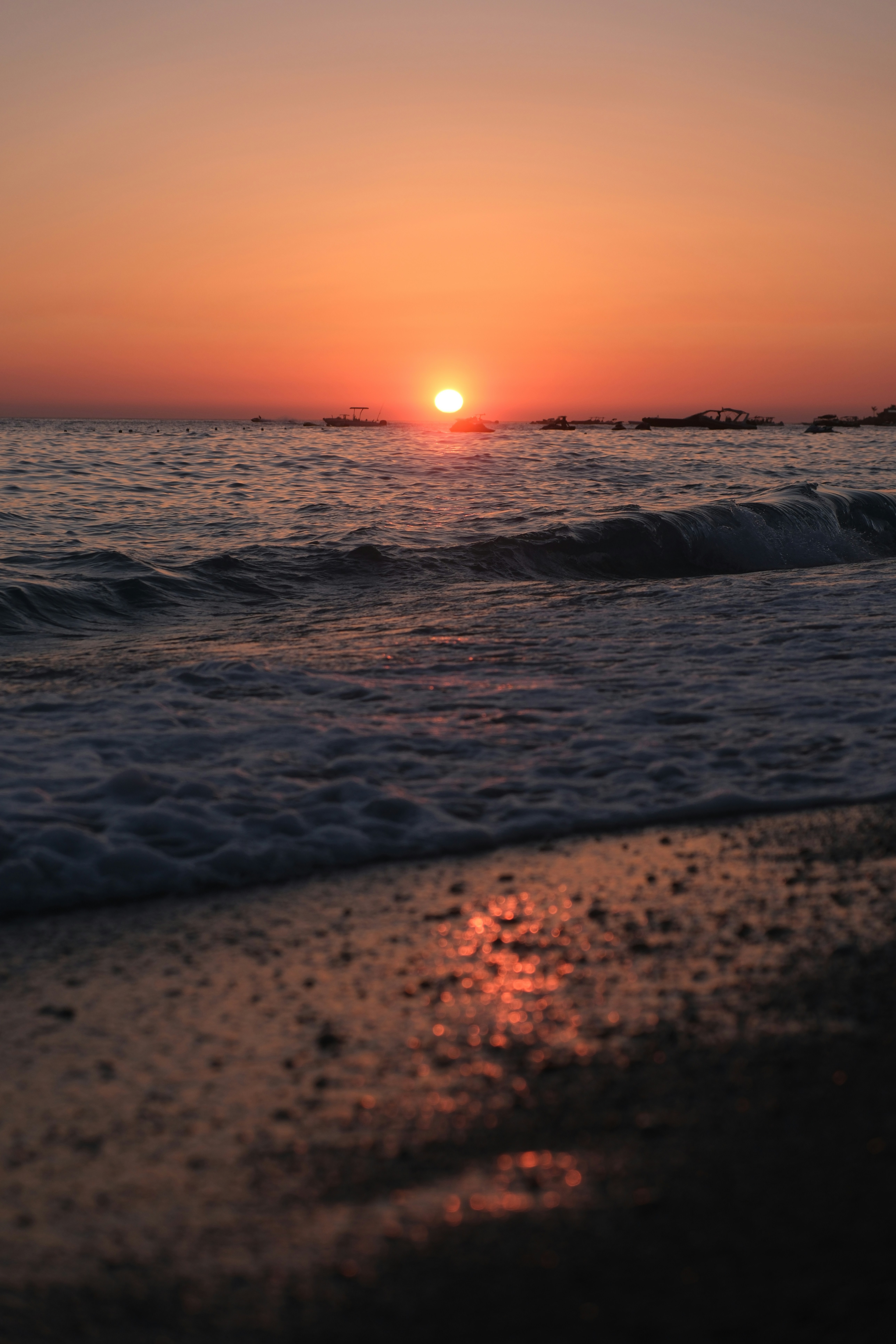 Horizon Glow: A Sunset Quiet on Quiet Waters