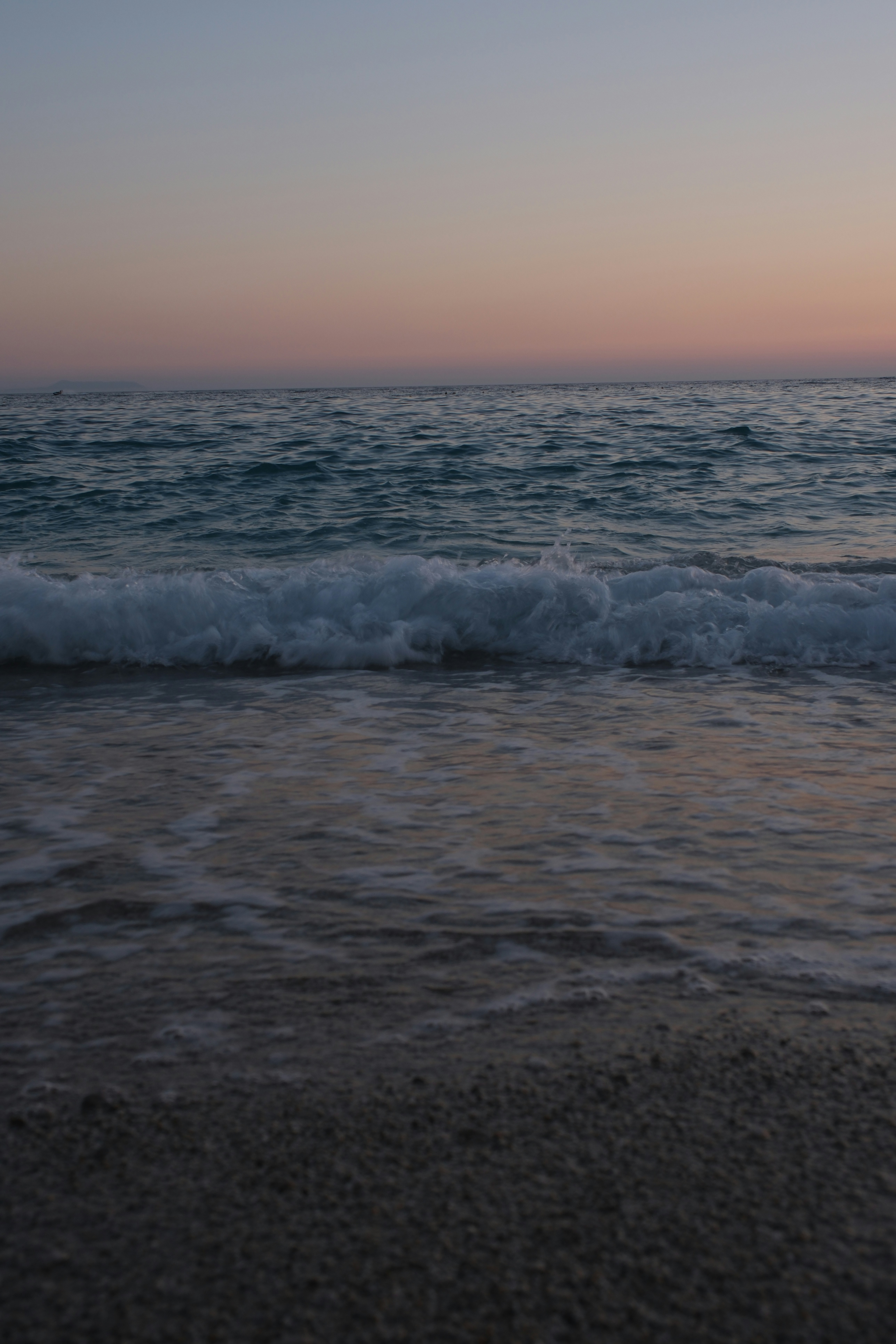 Horizon Quiet: Sunset over Rolling Sea