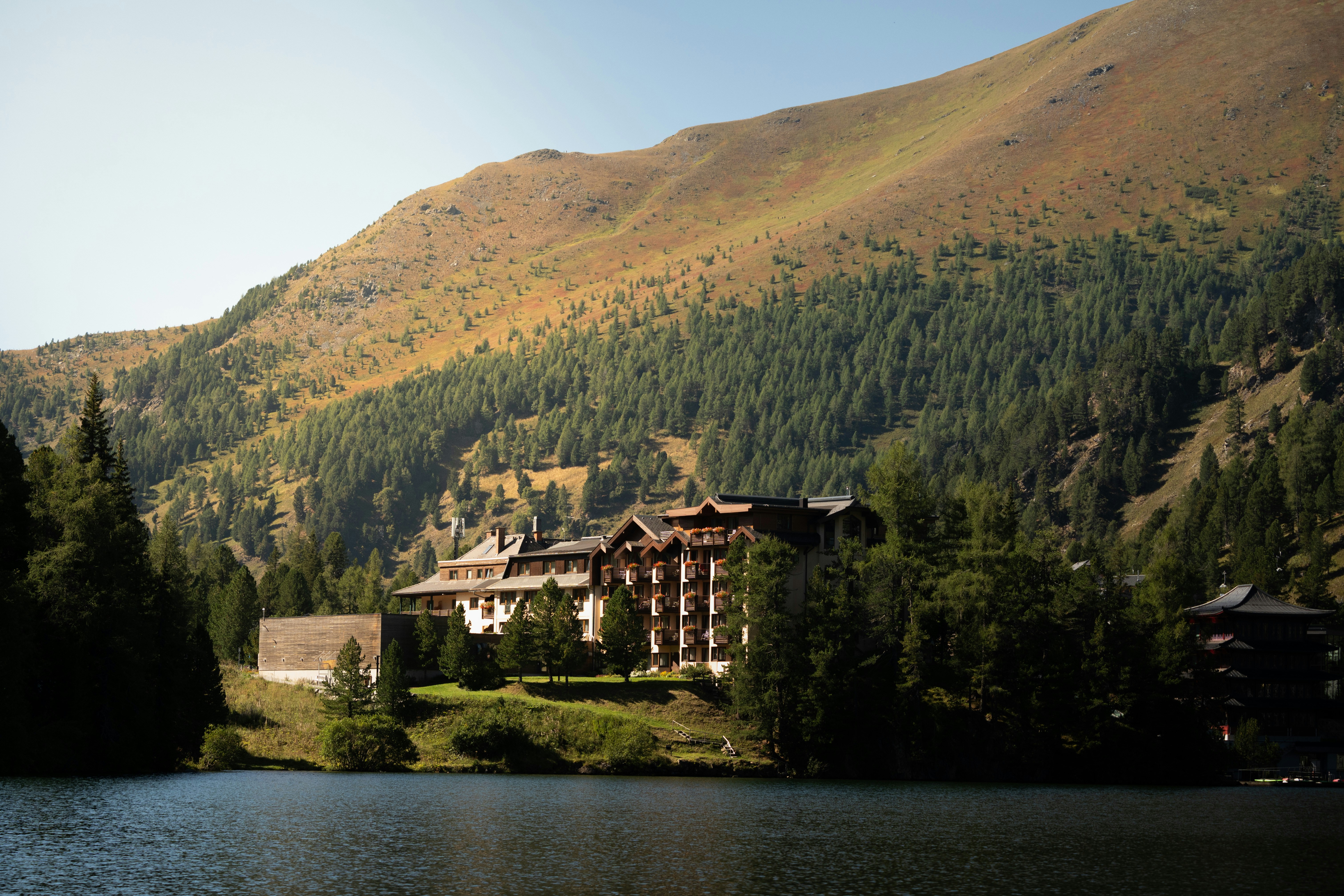 Lakeside Lodge Nestled between Pines and Panoramic Slopes