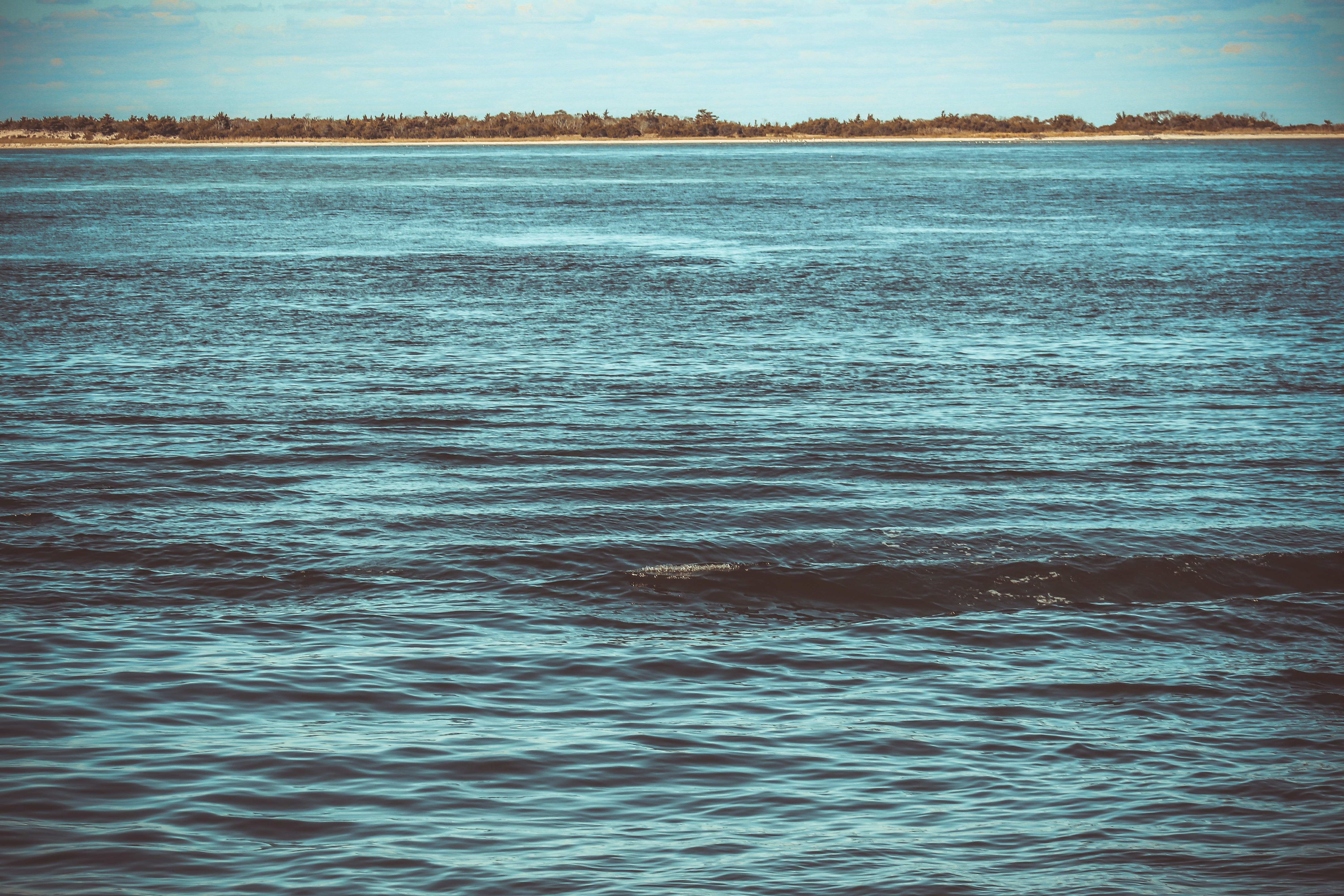 Horizon Blues: Endless Sea under a Quiet Sky