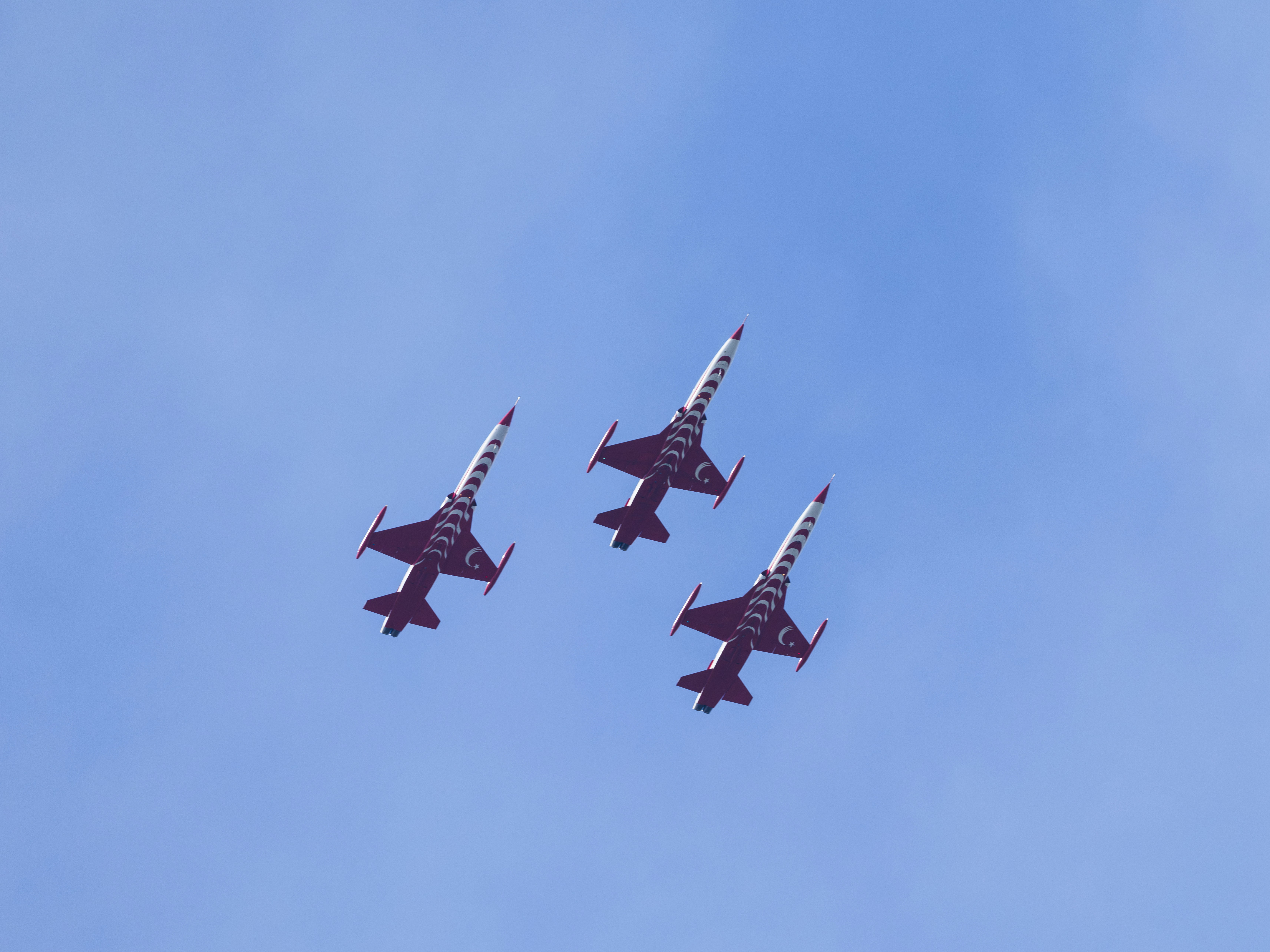 Triadic Skycraft: A V‑Formation of Red-White Jets Converging in Clear Blue