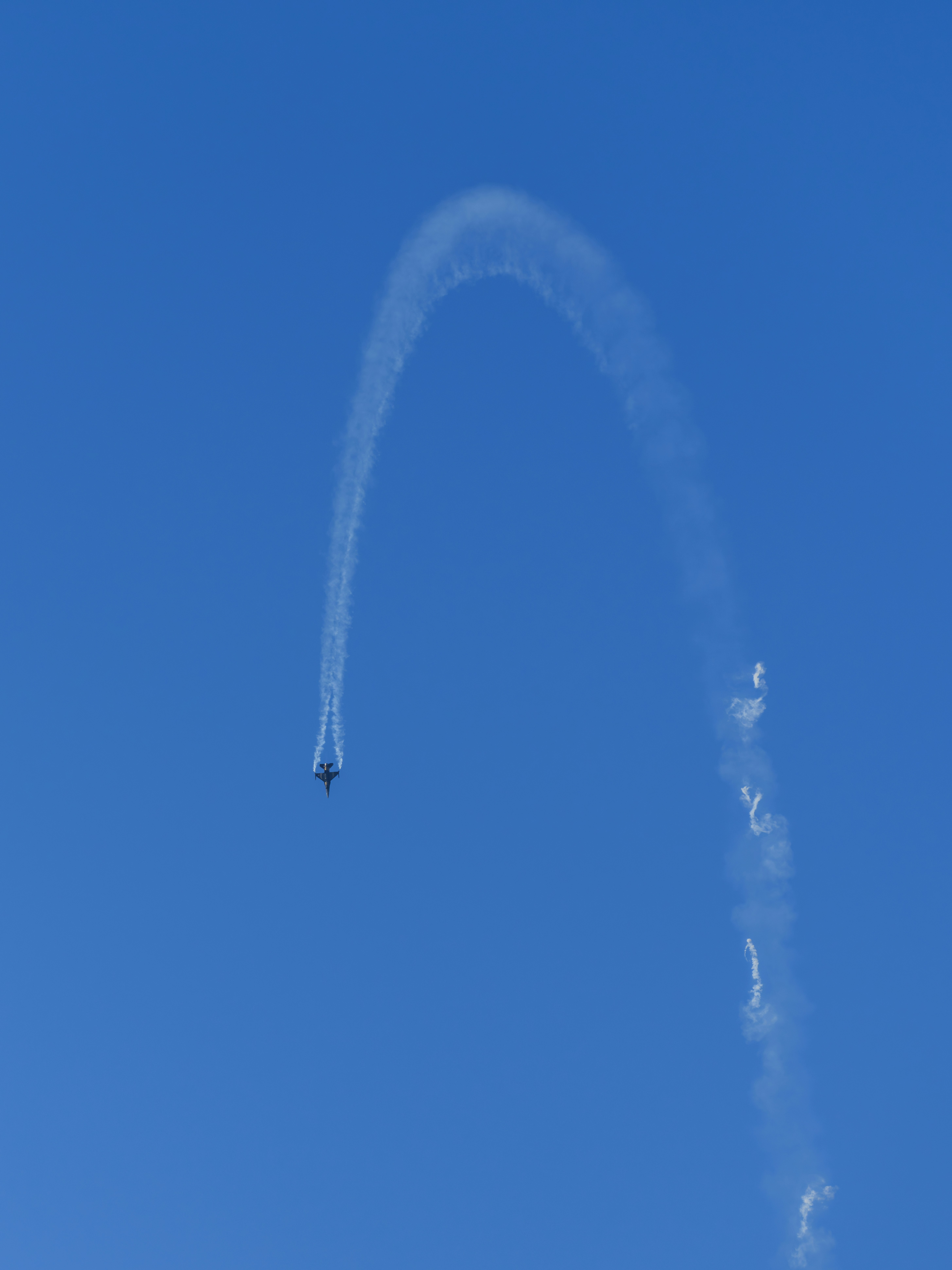 Arc of Smoke: A Solo Aircraft Traces a Perfect Curve