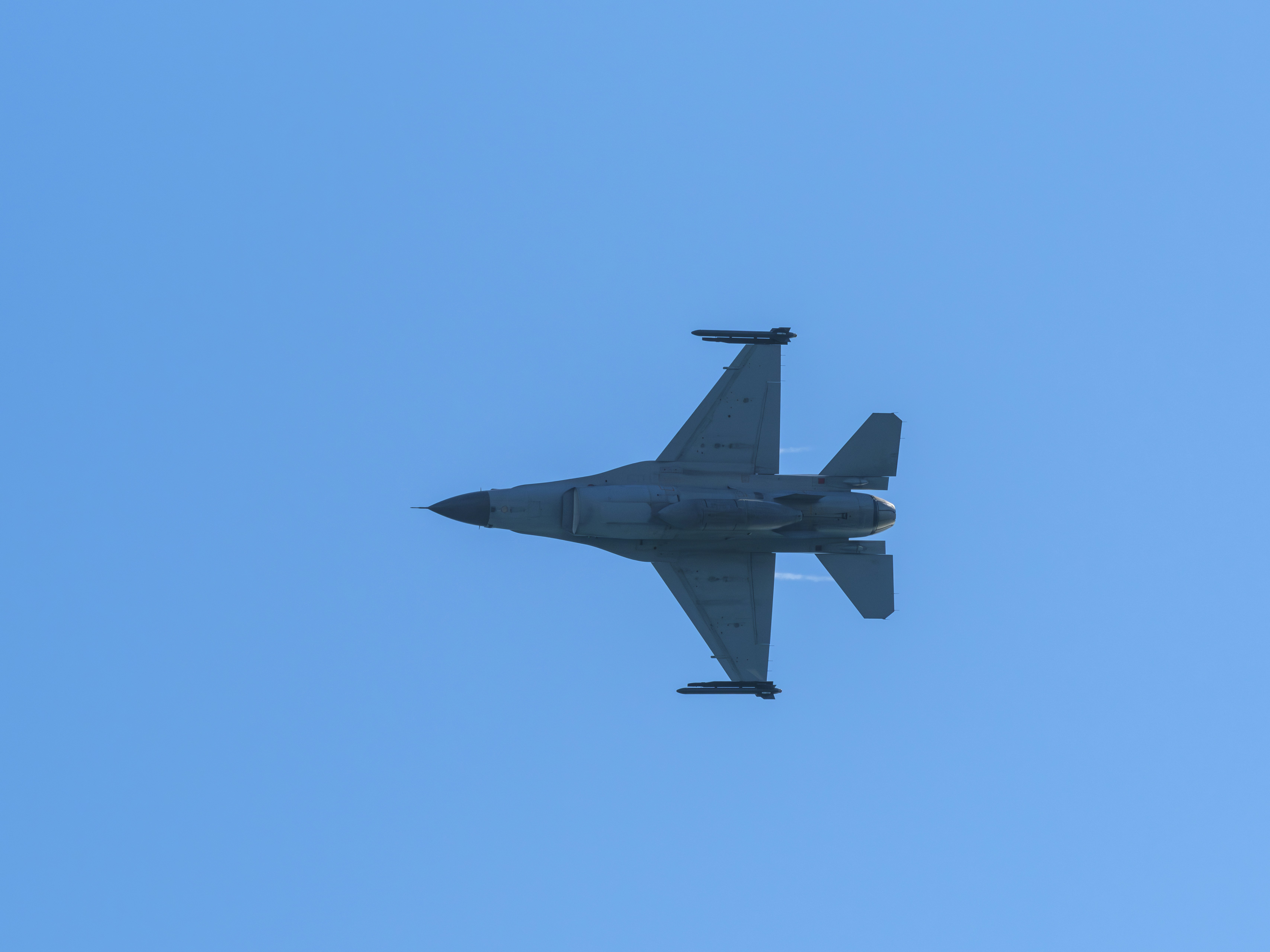 Mach in the Blue: A Solo Jet Pierces Calm Skies