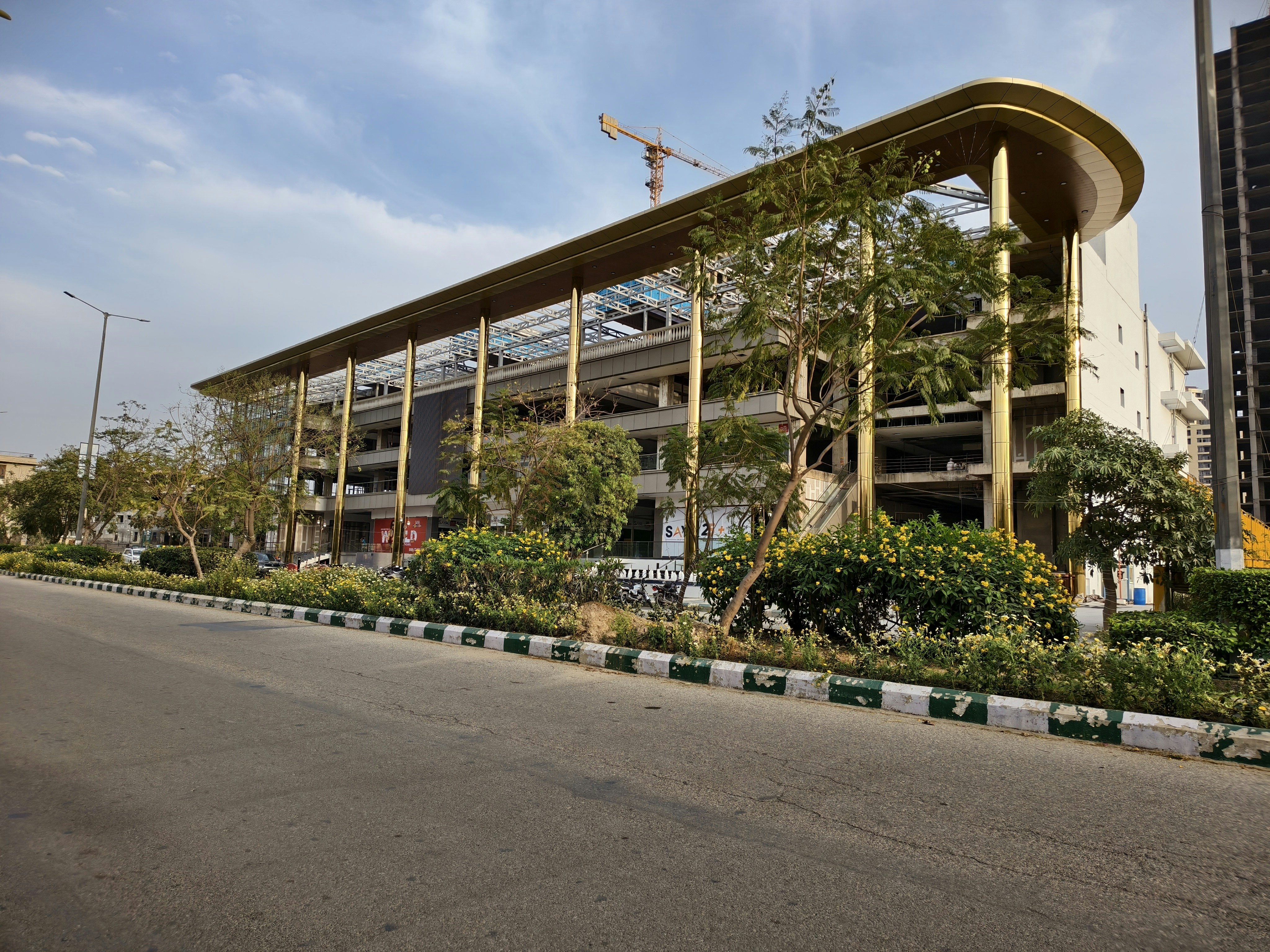 Sculpted Modernism: A Ramp-arched Campus Building Under a Clear Sky