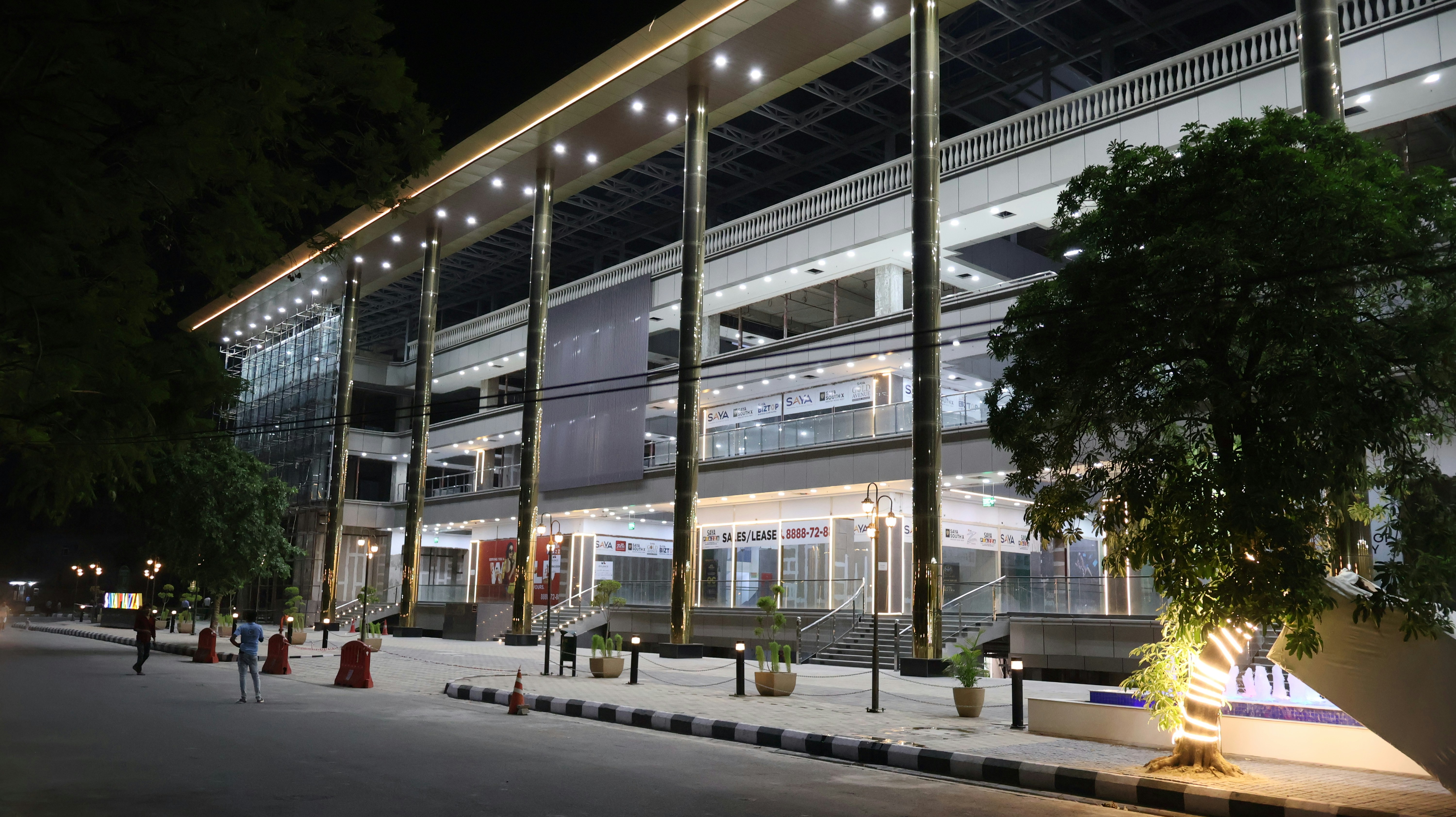 Nightlights on Glass and Steel: A Courtyard Walk Through Modern Illumination