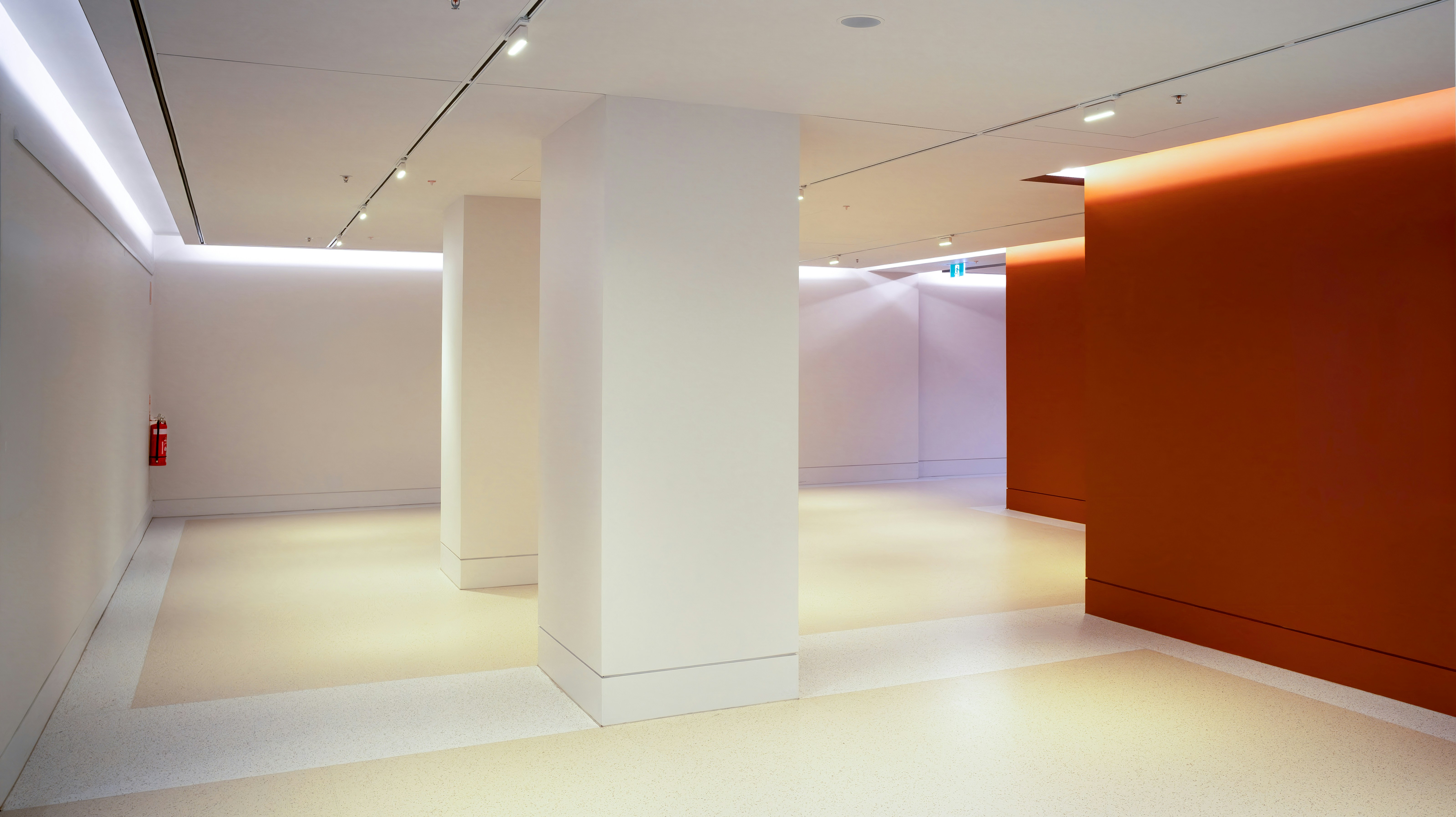 Quiet Passage Through a Modern Gallery Corridor