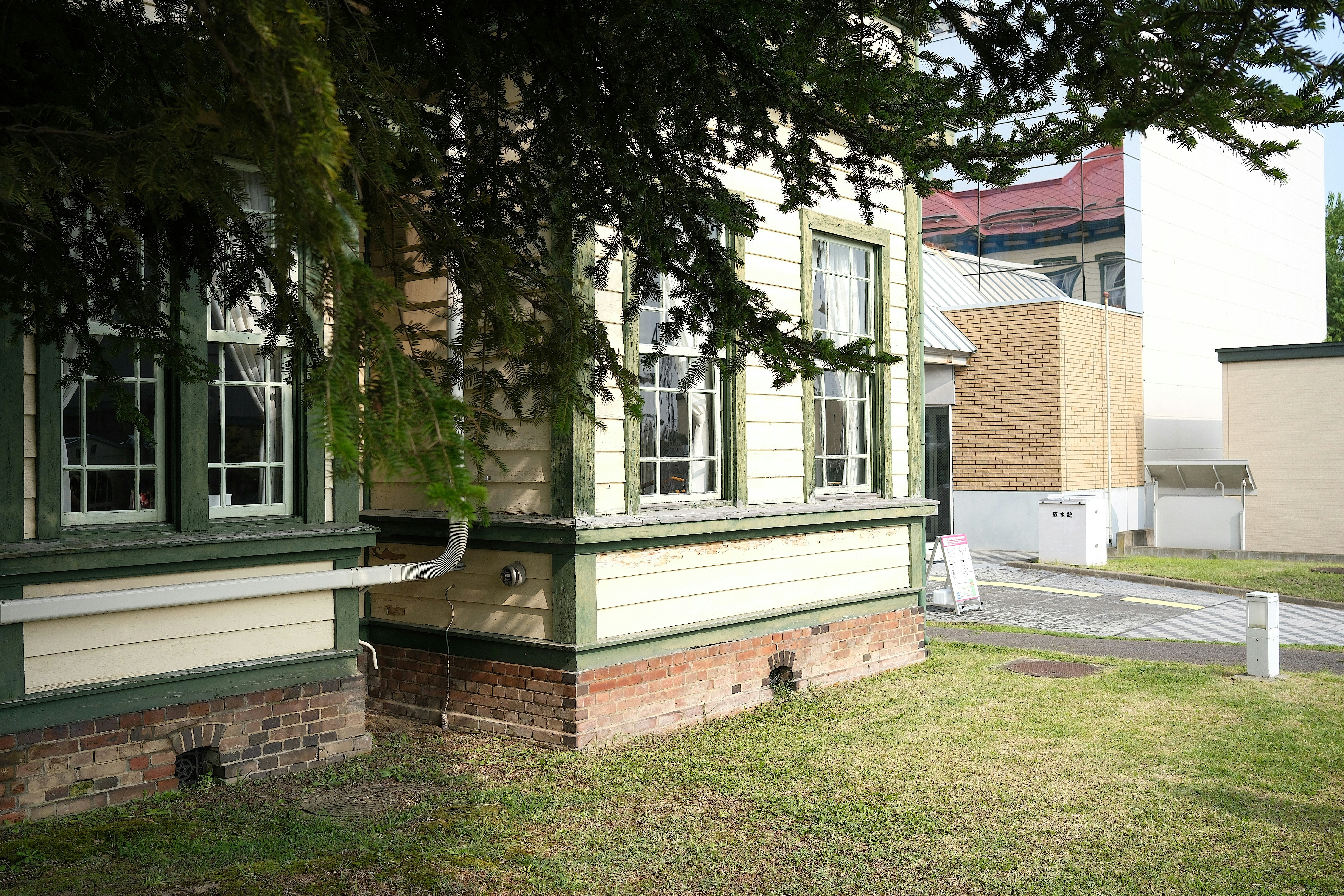 Green-sashed Corner: A Quiet Campus Take on Exterior Detail