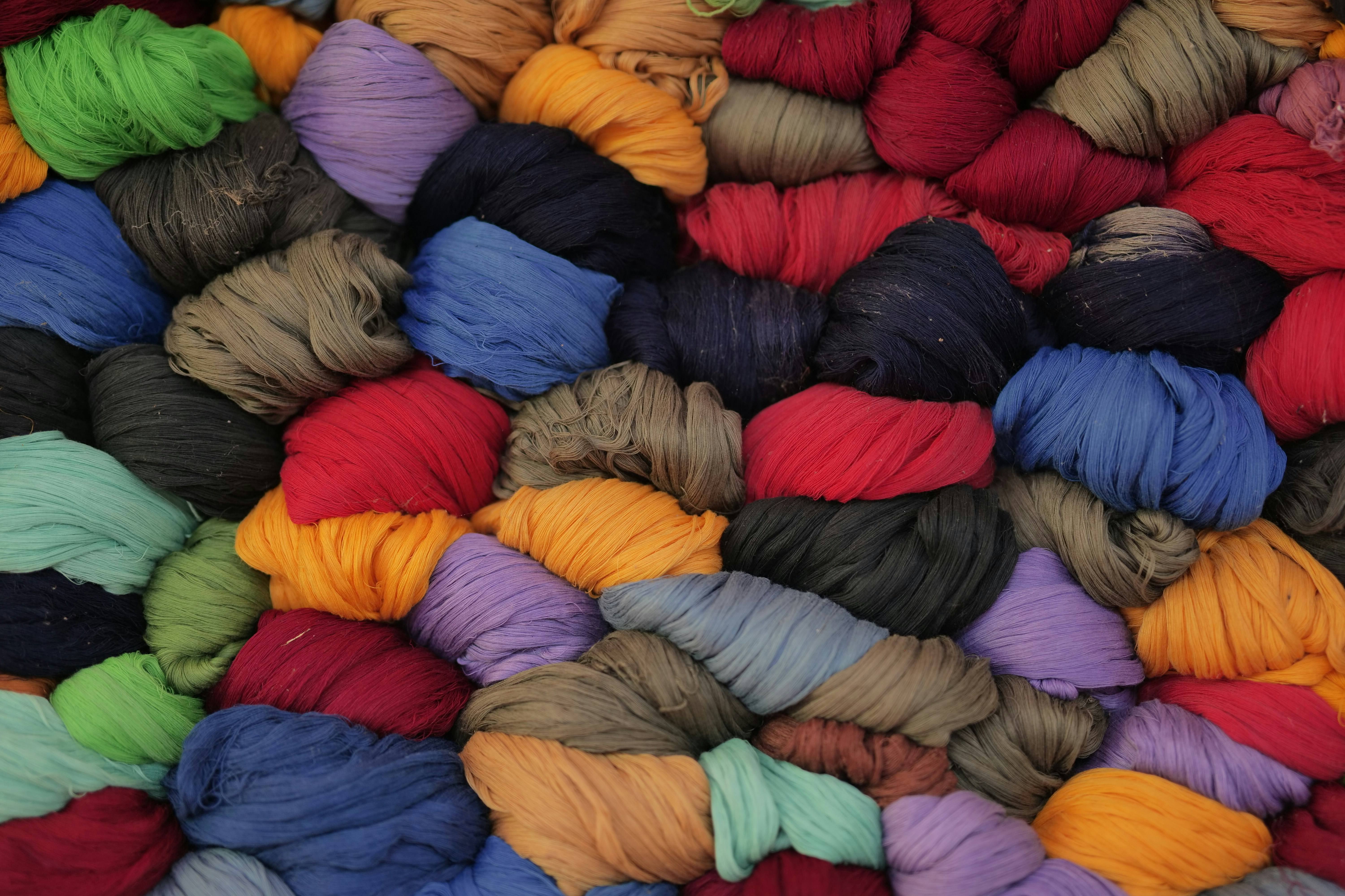 Color Clusters: A Kaleidoscope of Twisted Hanks