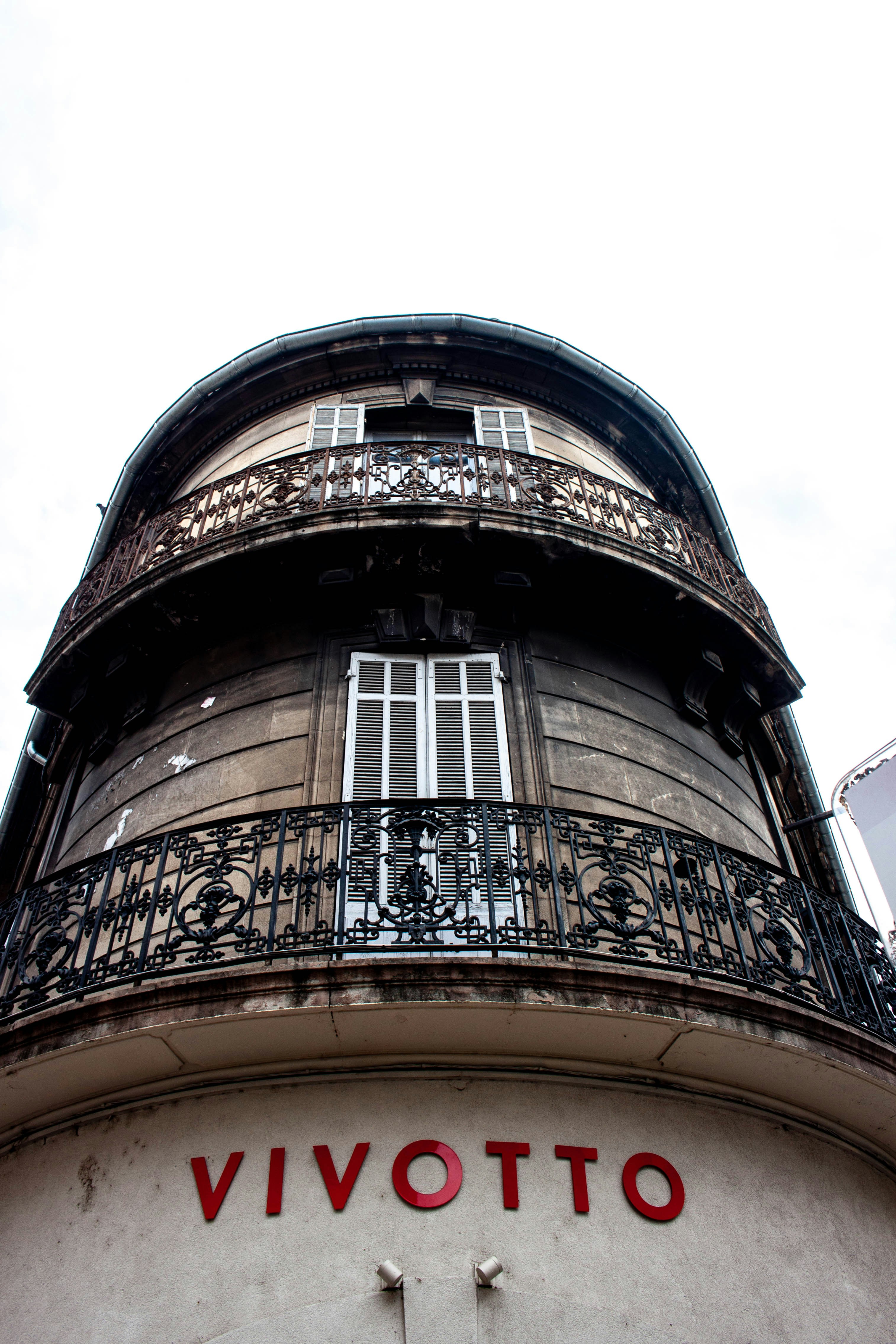 Curved Facade of a Vintage Corner Storefront with 'VIVOTTO' Sign