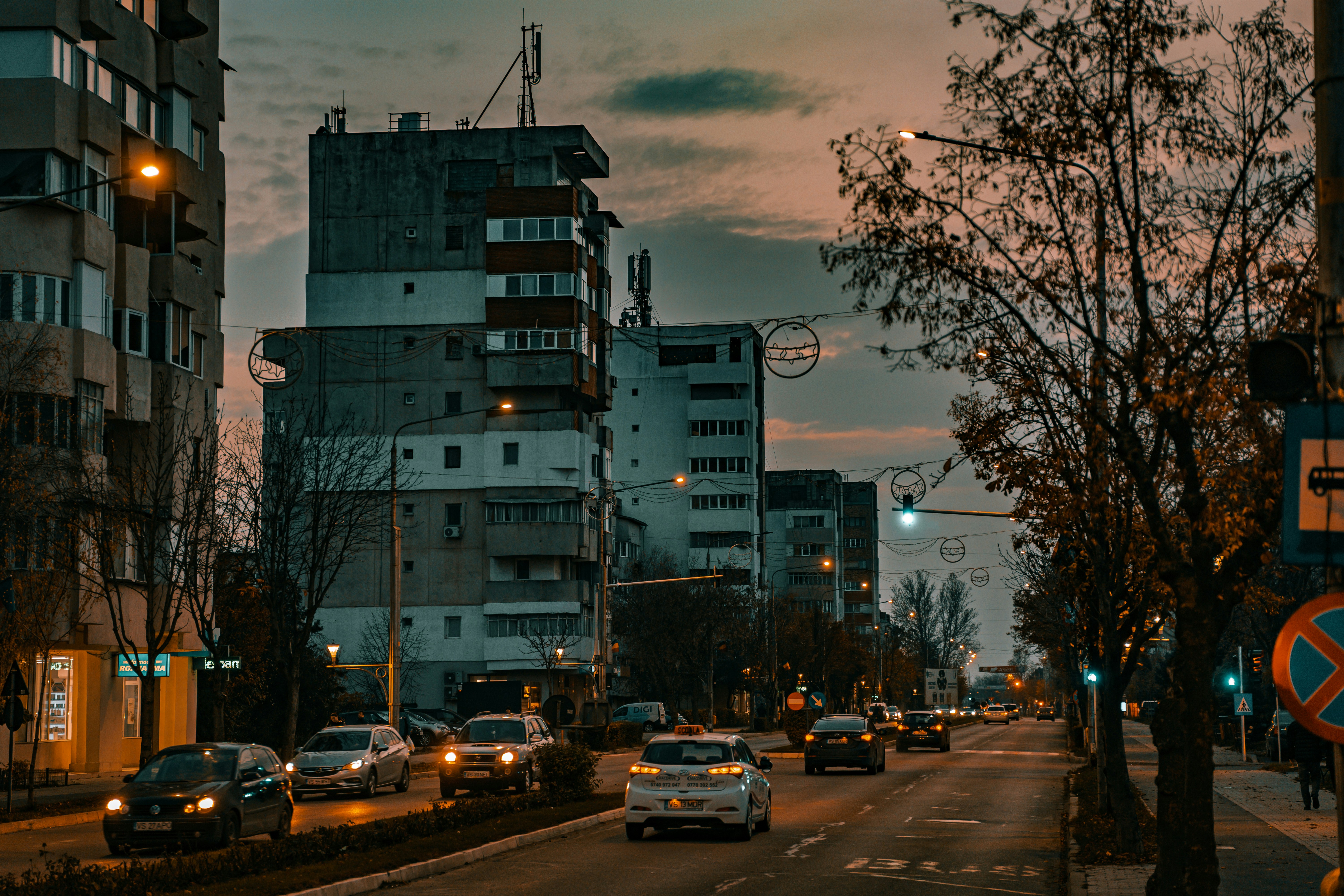Midtown Sunset: Cars, Concrete, and Quiet Neon
