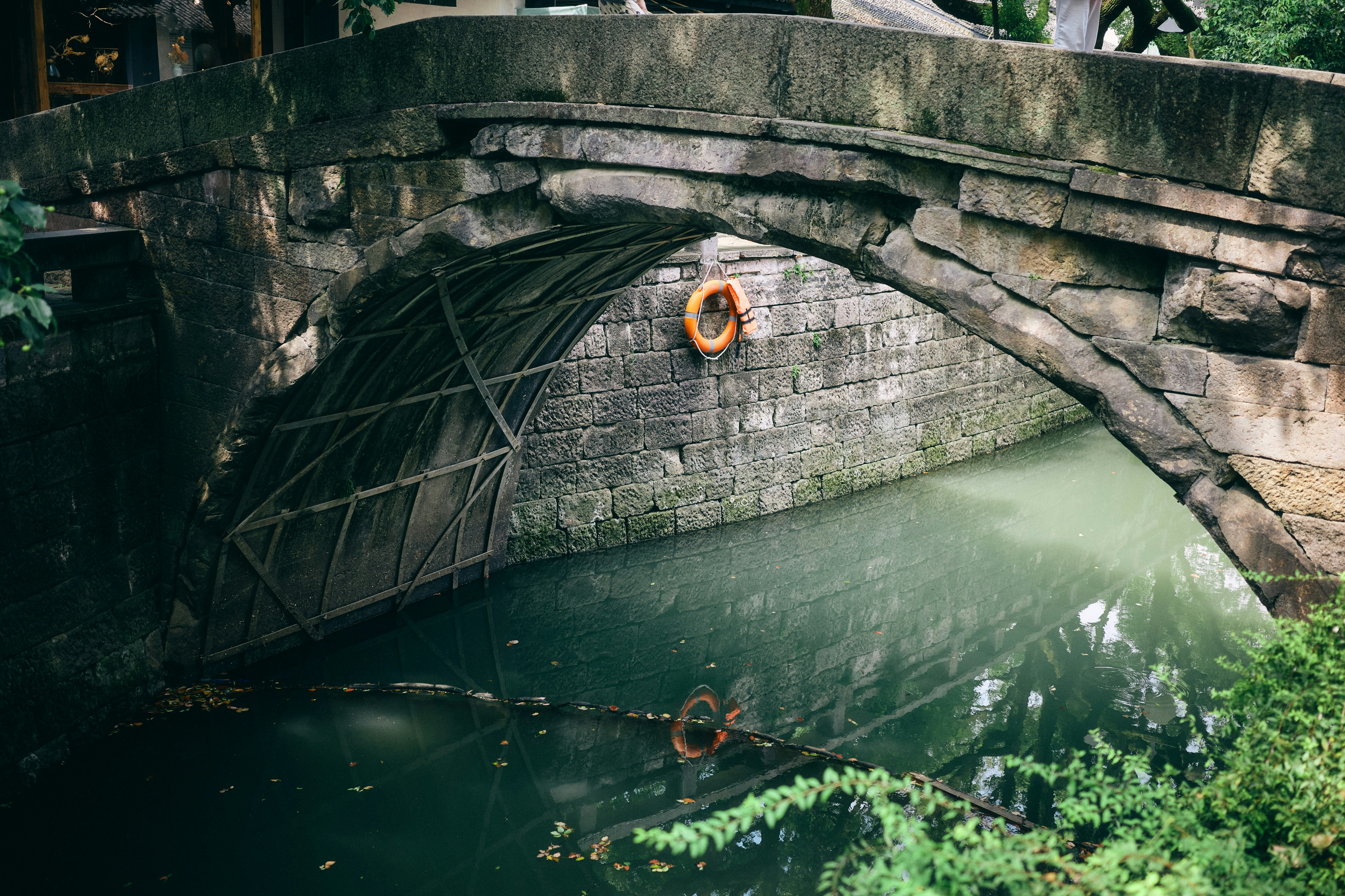 Stone Arch Over Green River: A Quiet Bridge Scene