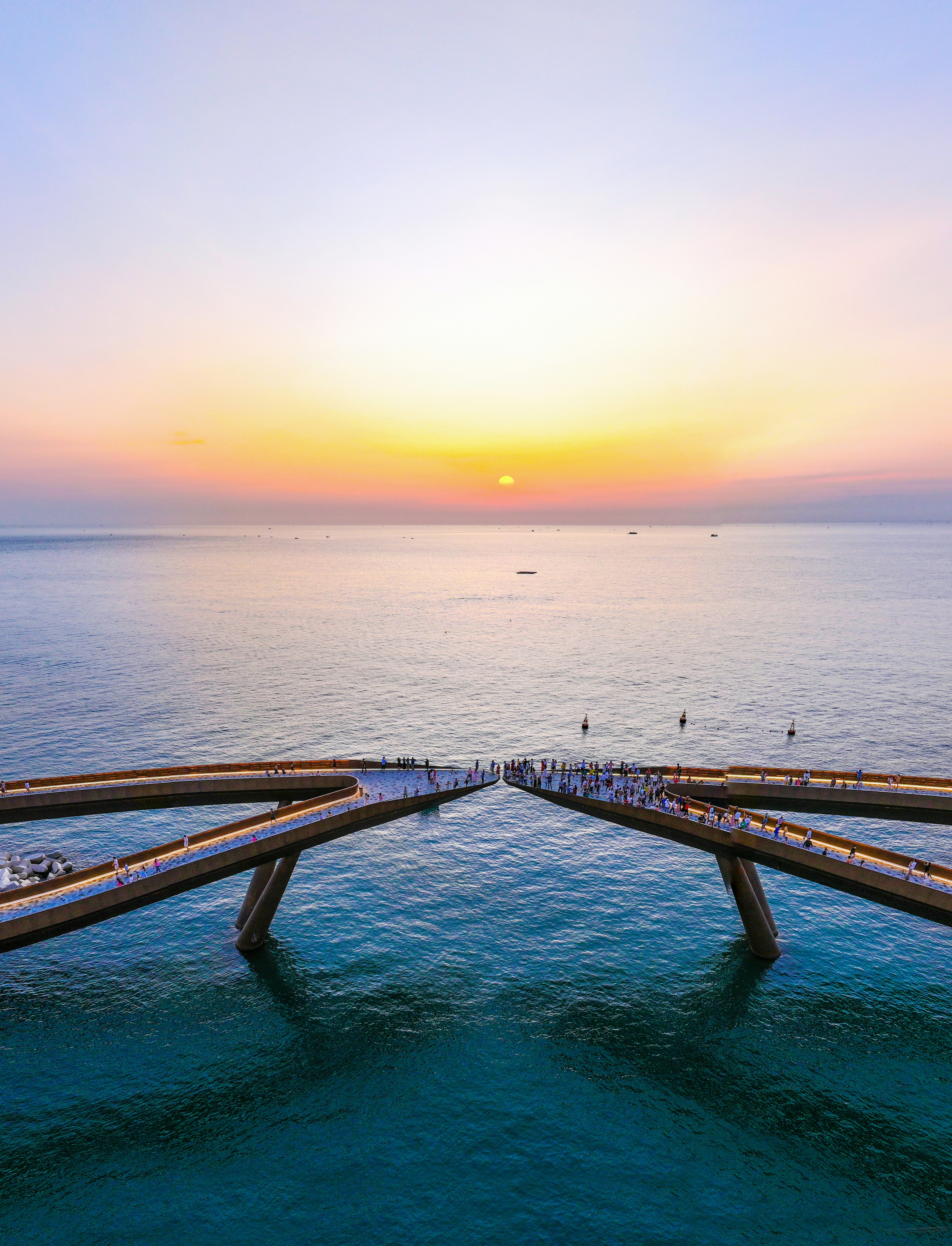 Sunset Convergence at the Tidal Ribbon
