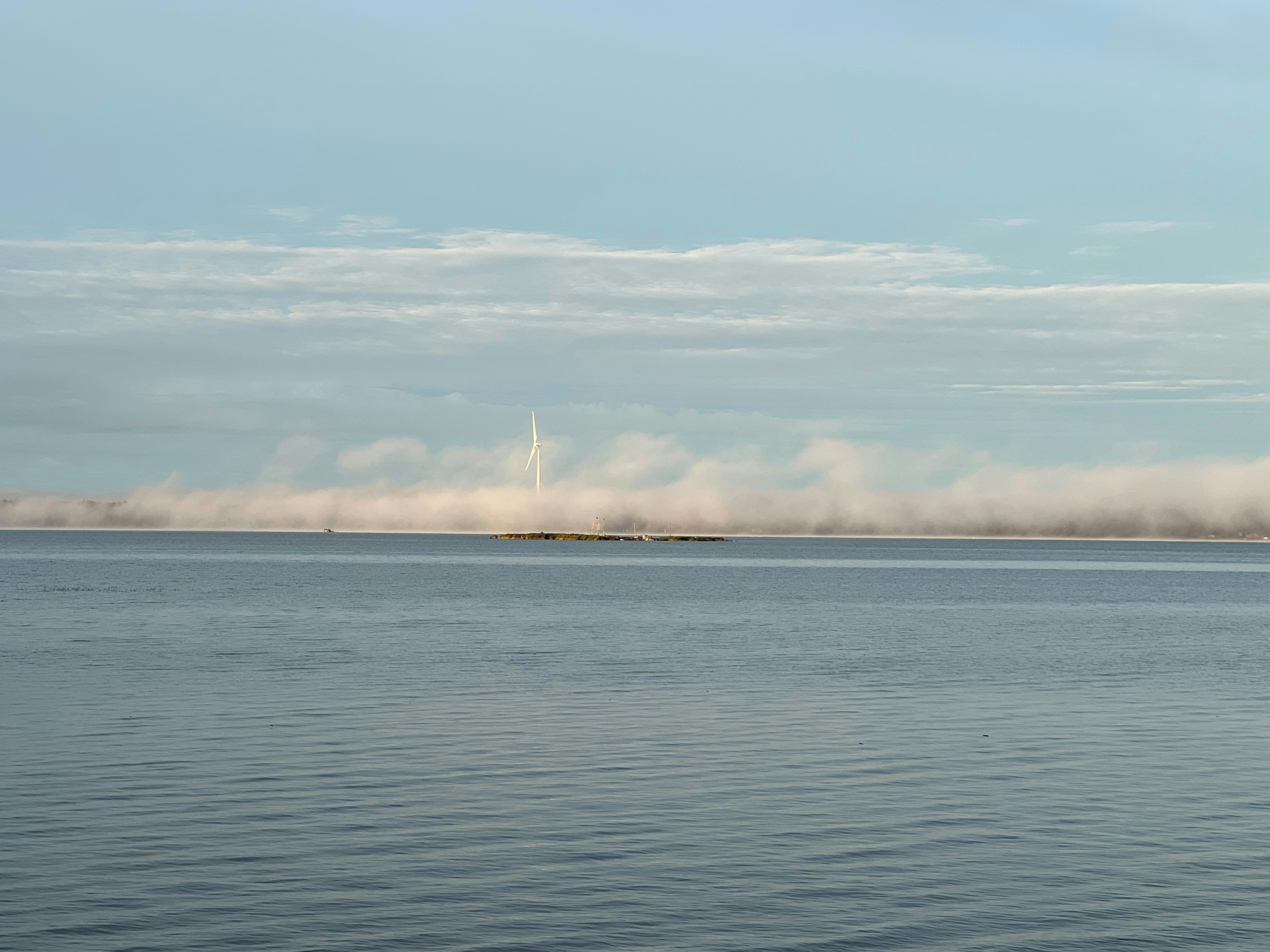 Low Horizon, Quiet Wake: A Breeze Over Distant Waters
