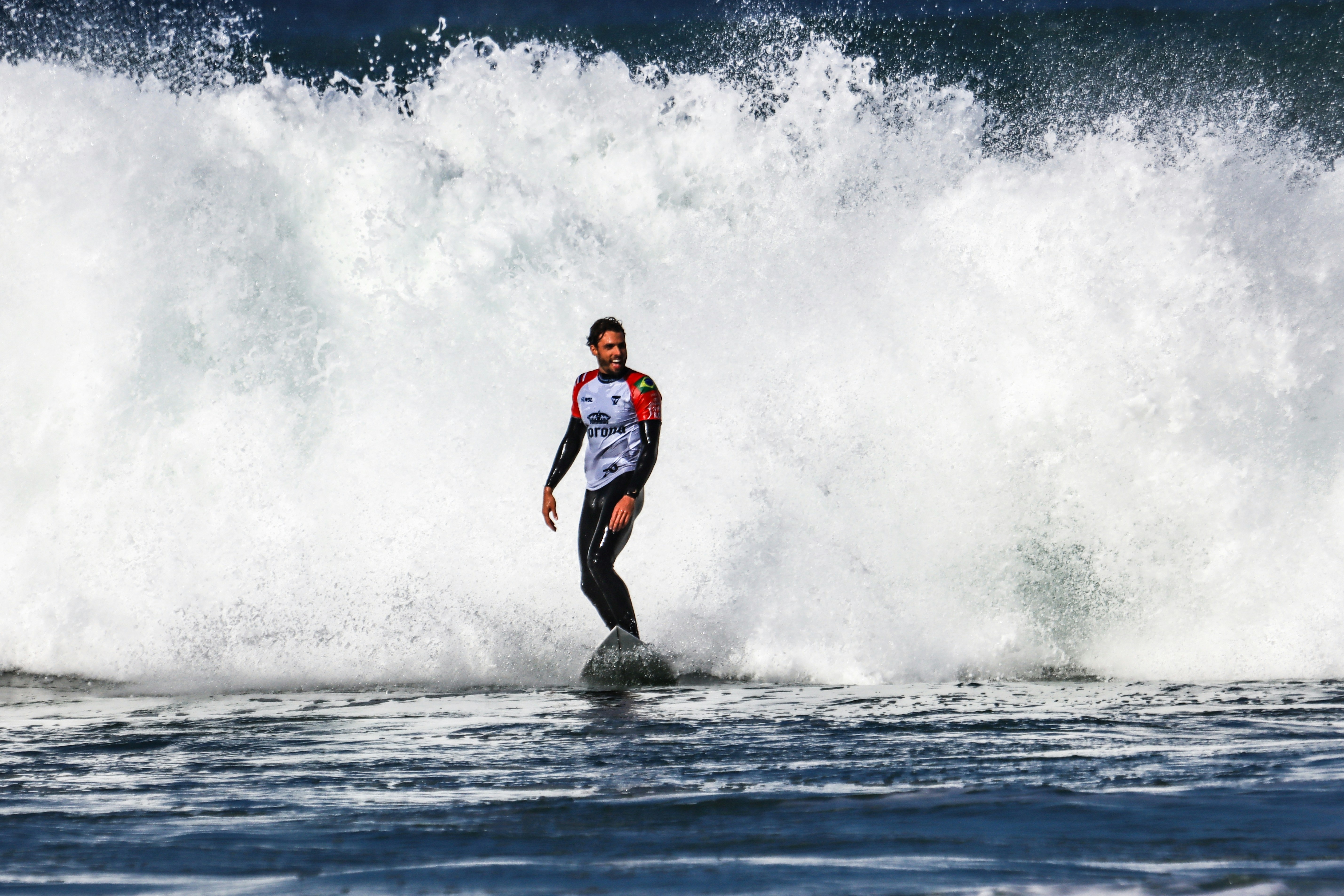 Mid-Wave Stance: A Surfer Carving Through a Cresting Break