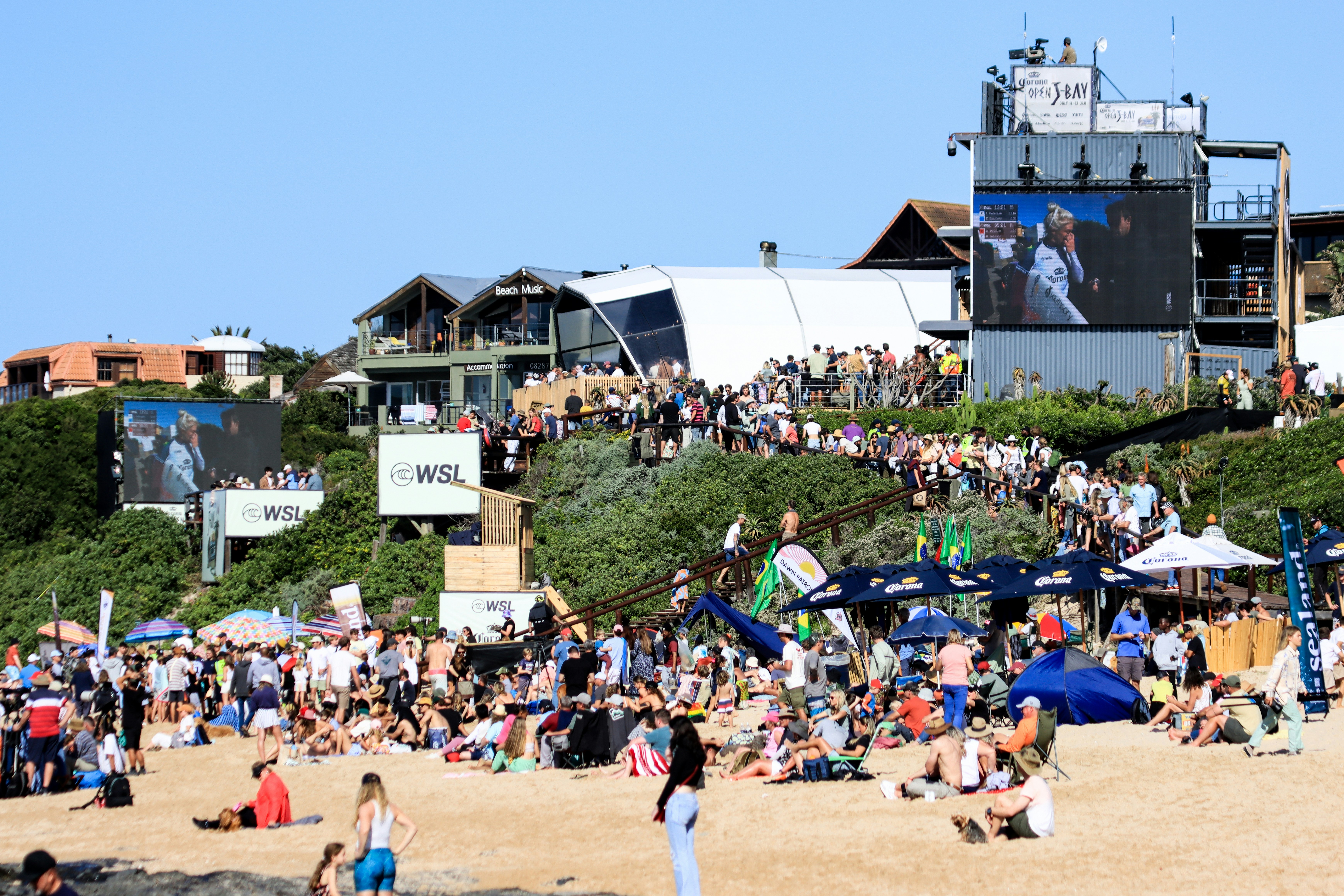 Crowd at the Beachside Eventwatch Tower