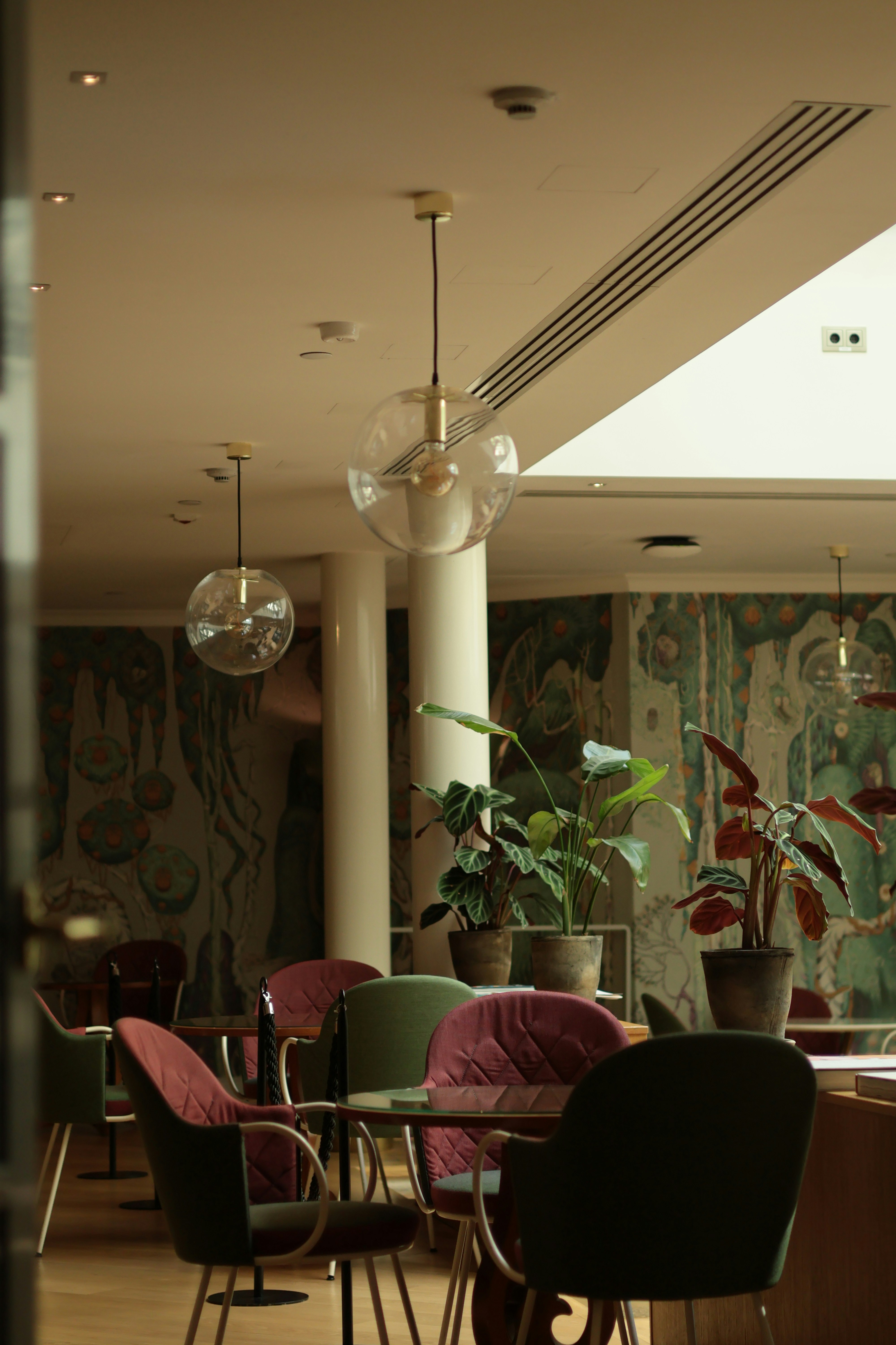Hidden Garden Lounge: A Quiet Corner Amid Mottled Lights