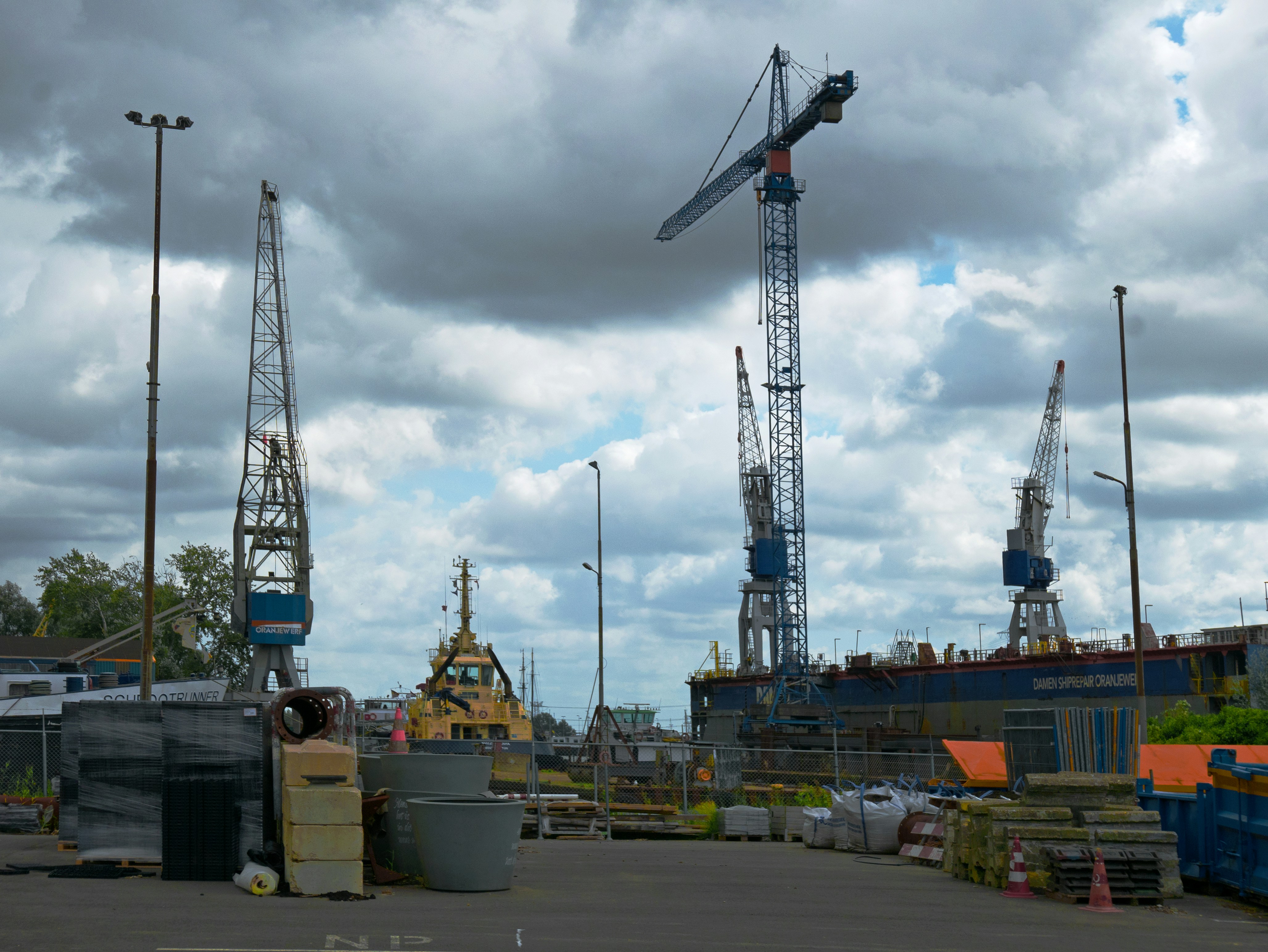Cranes and Machinery at Dusk: A Harbour Construction Scene