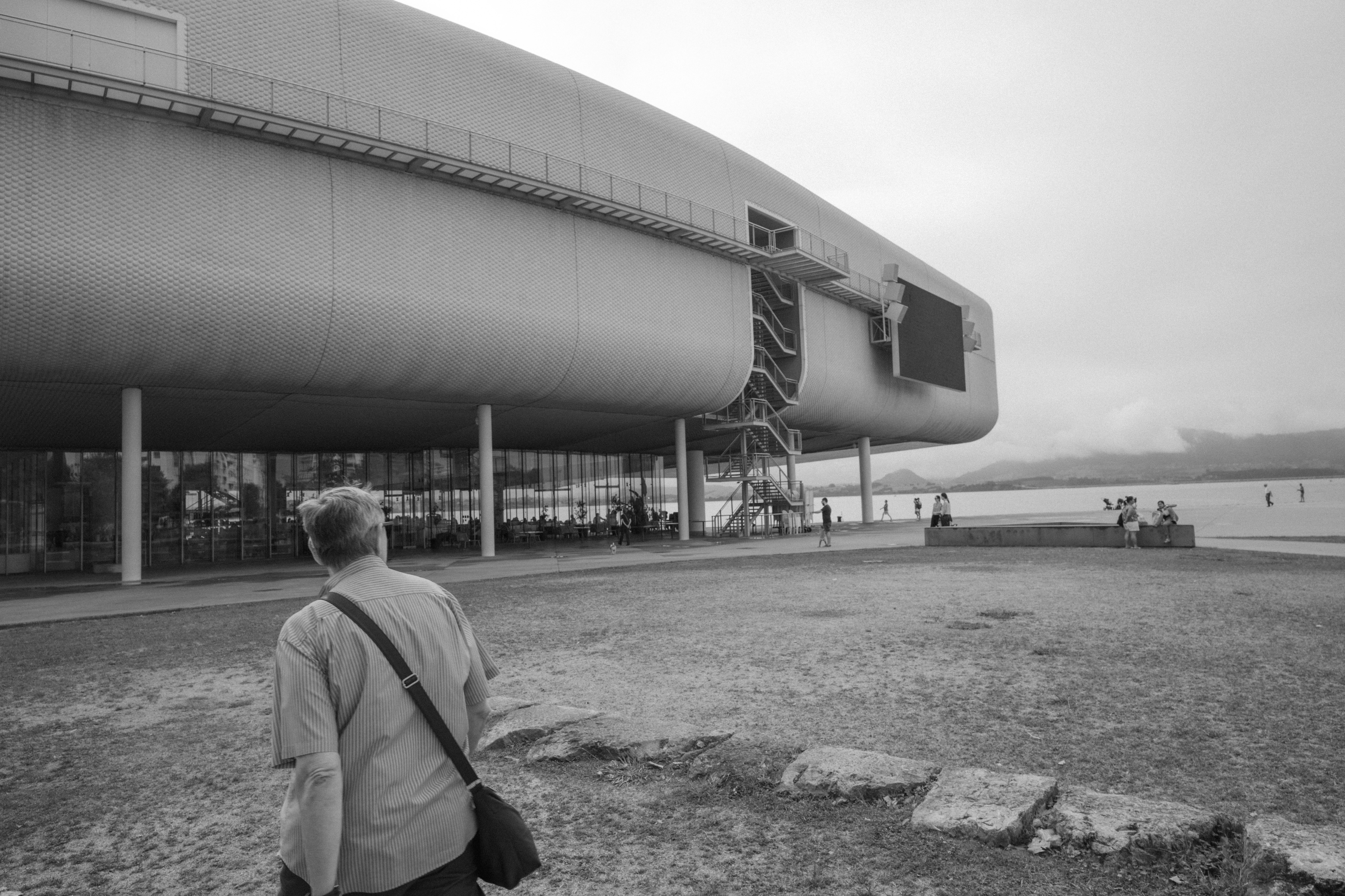 Traveler Returns: a quiet gaze toward a futuristic waterfront observatory