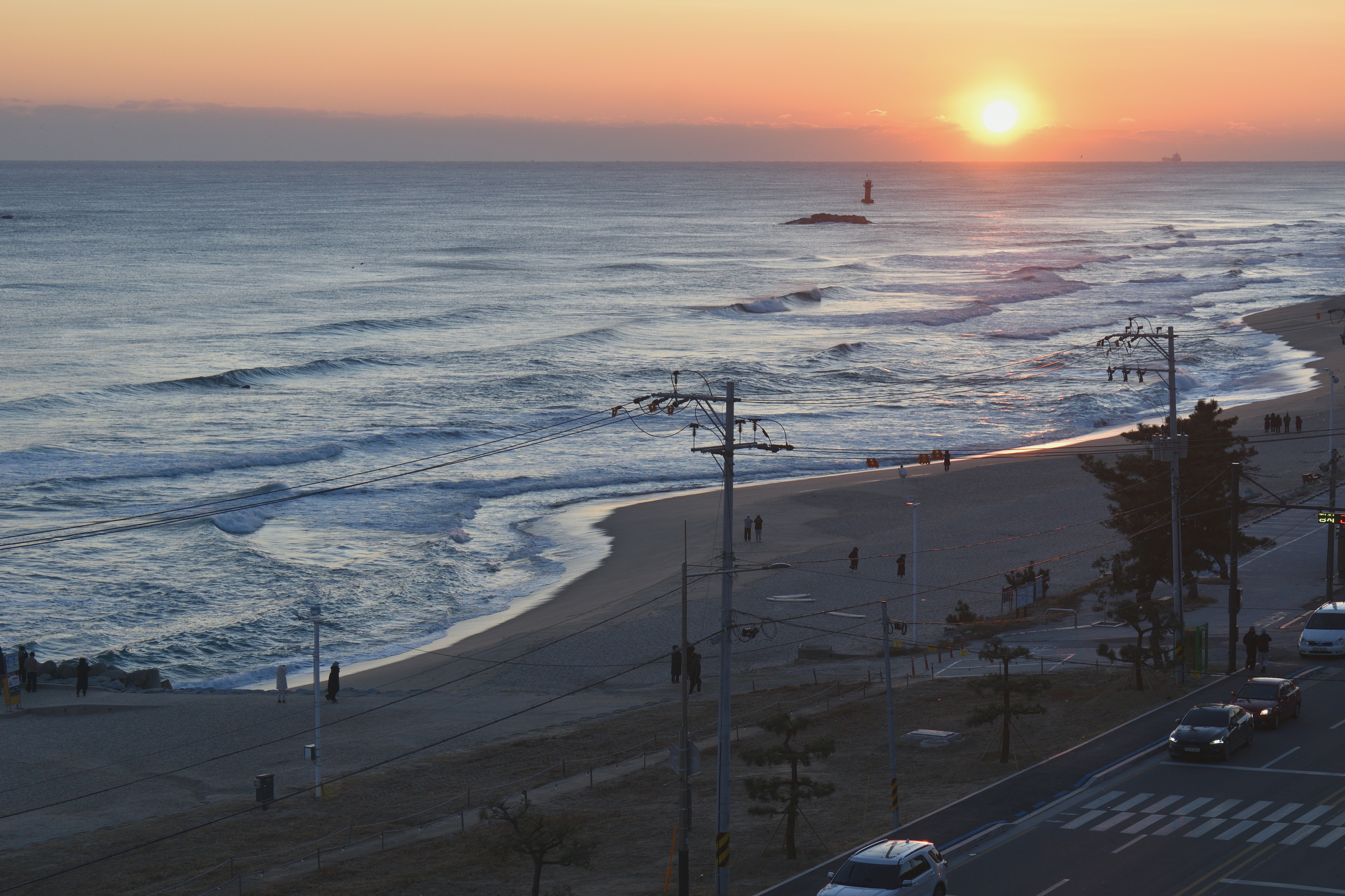 Sunlit shoreline curve: a quiet coastal commute at dusk