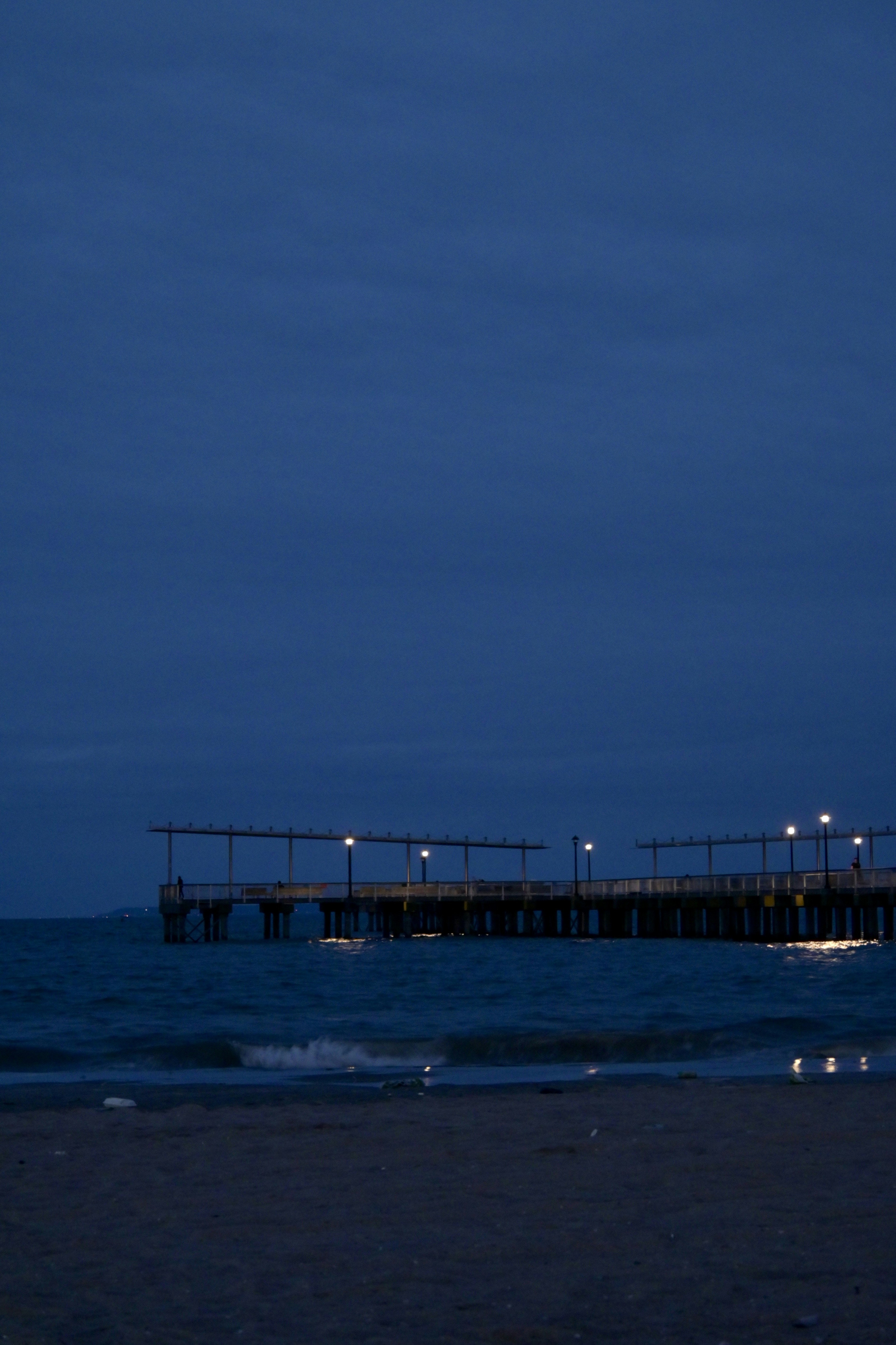Quiet Dusk at the Pier: A Low-Tide Canvas Beneath a Velvet Sky