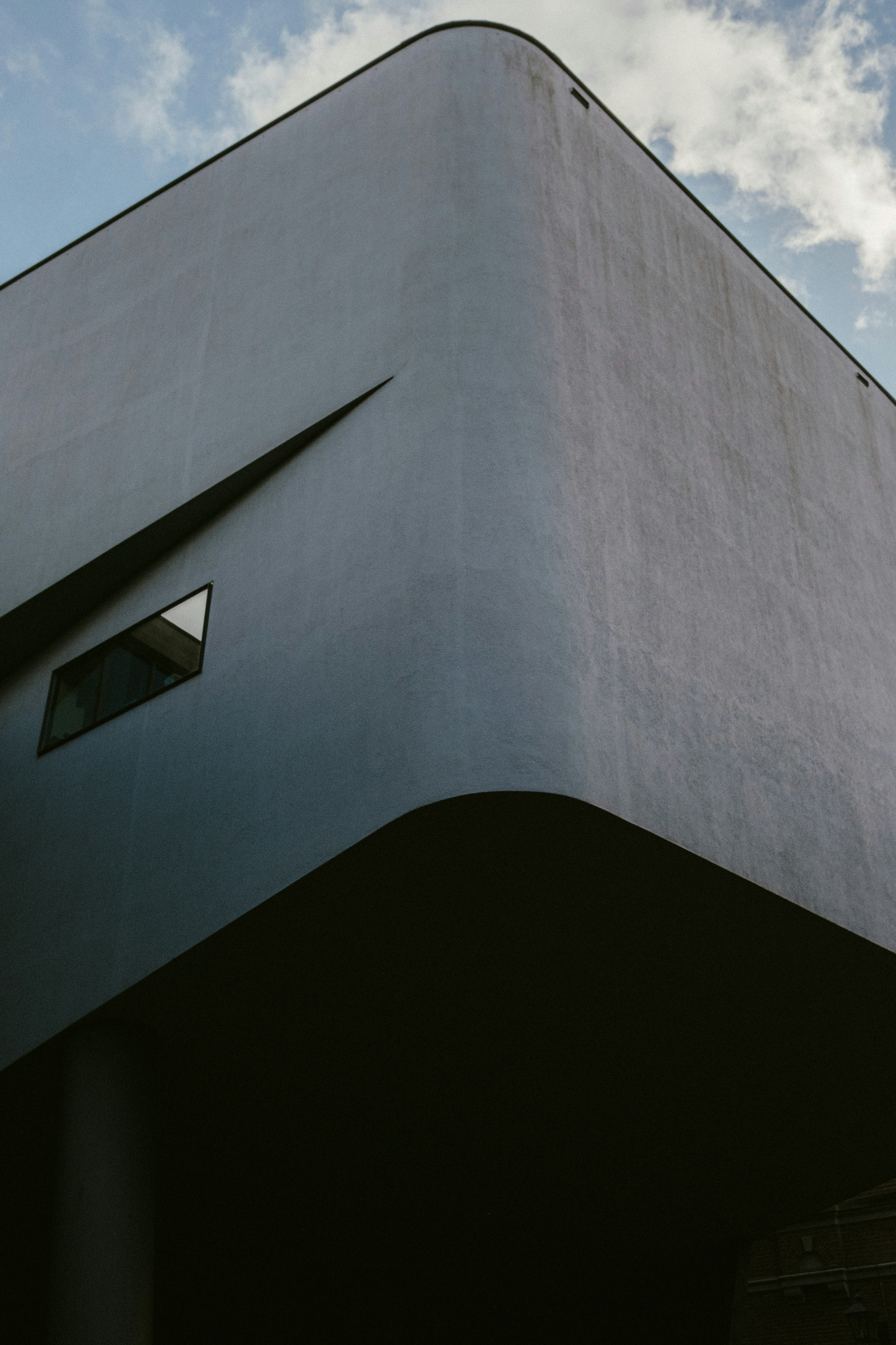 Corner of Silence: A Curved Facade Reaching Toward the Sky