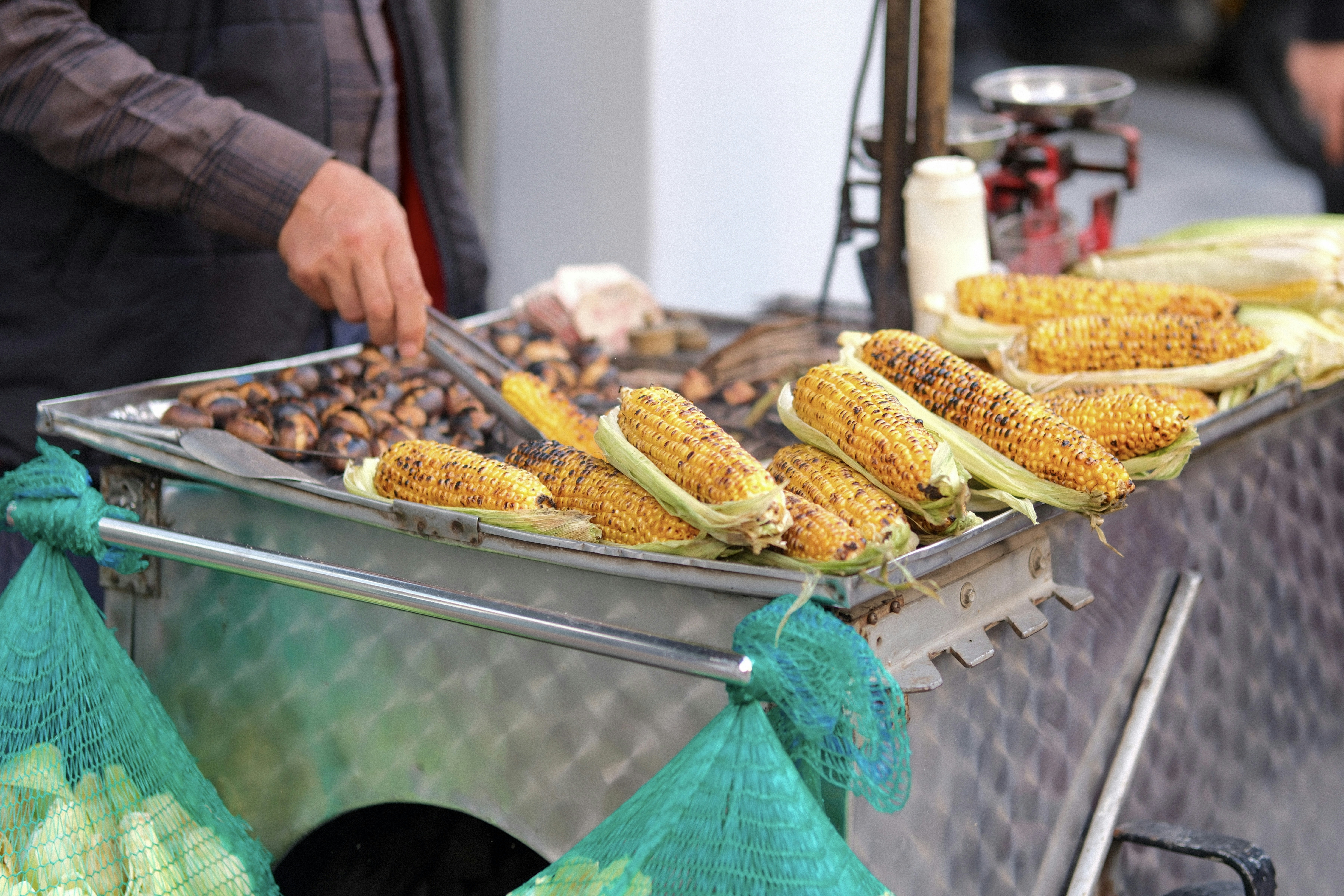 Golden Corn on the Grill: Street Vendor’s Sizzling Corn Feast