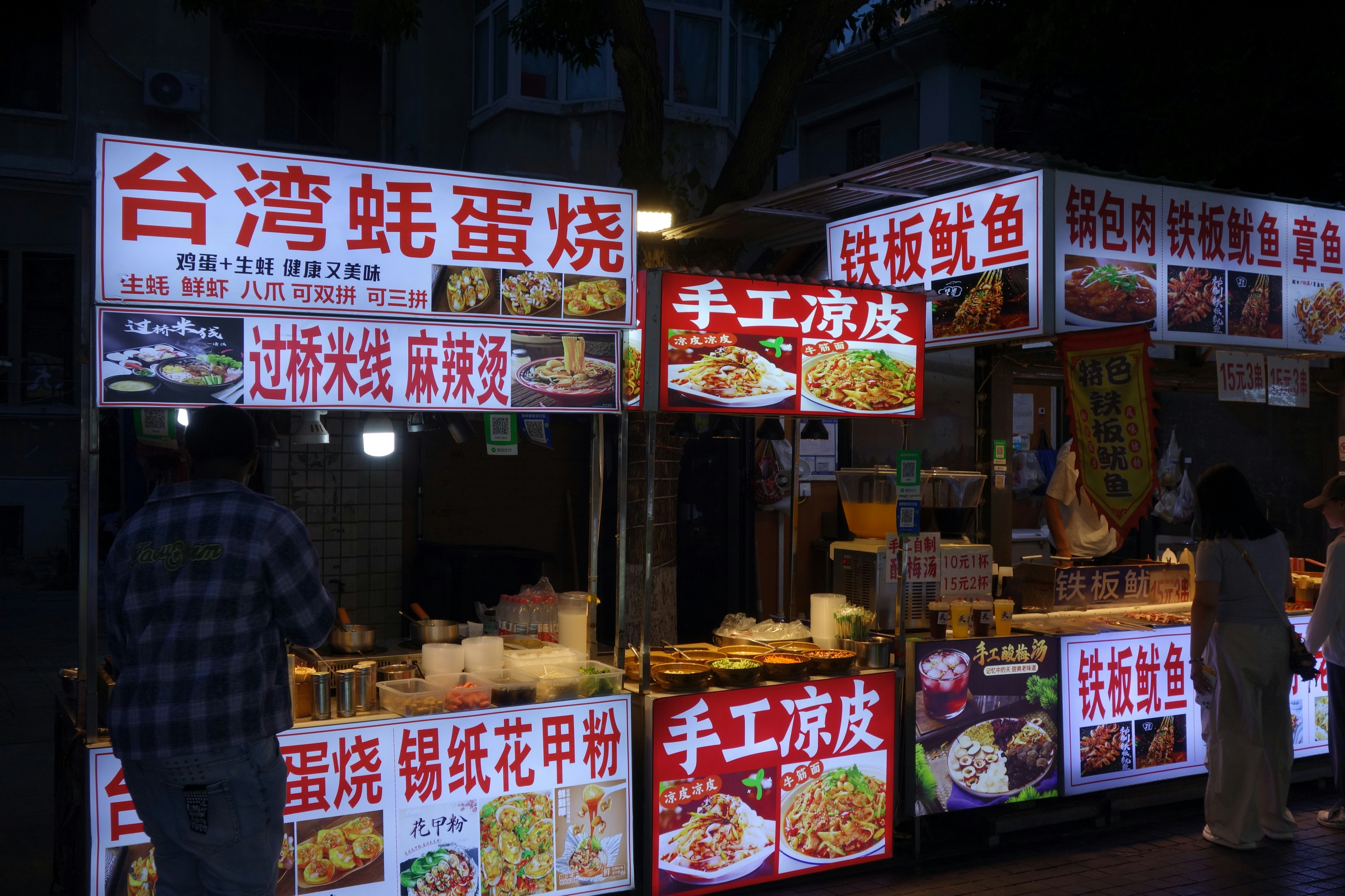 Neon Cantonese Street Stalls Under Night Lights
