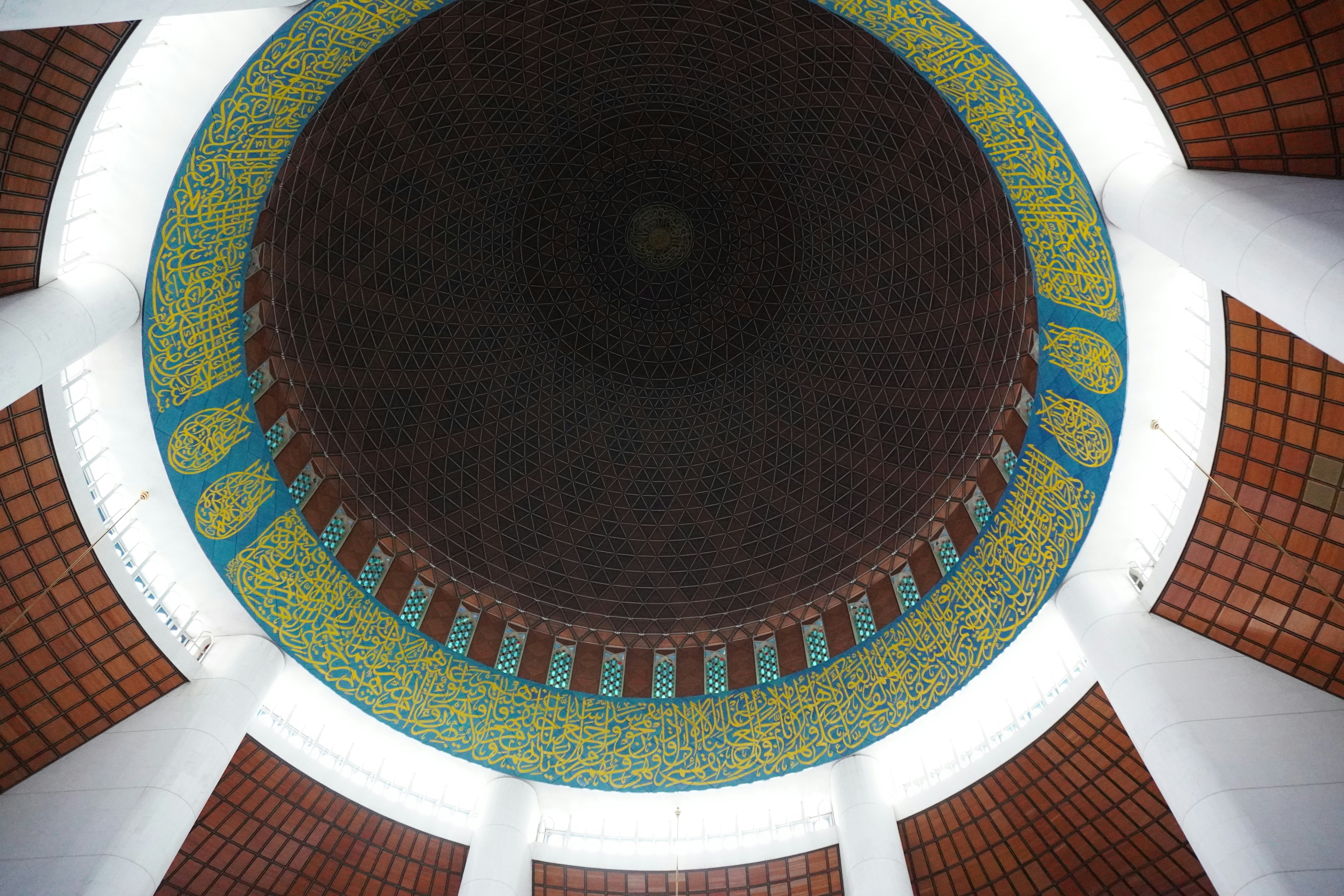 Architectural Ocular: A Central Dome Convergence