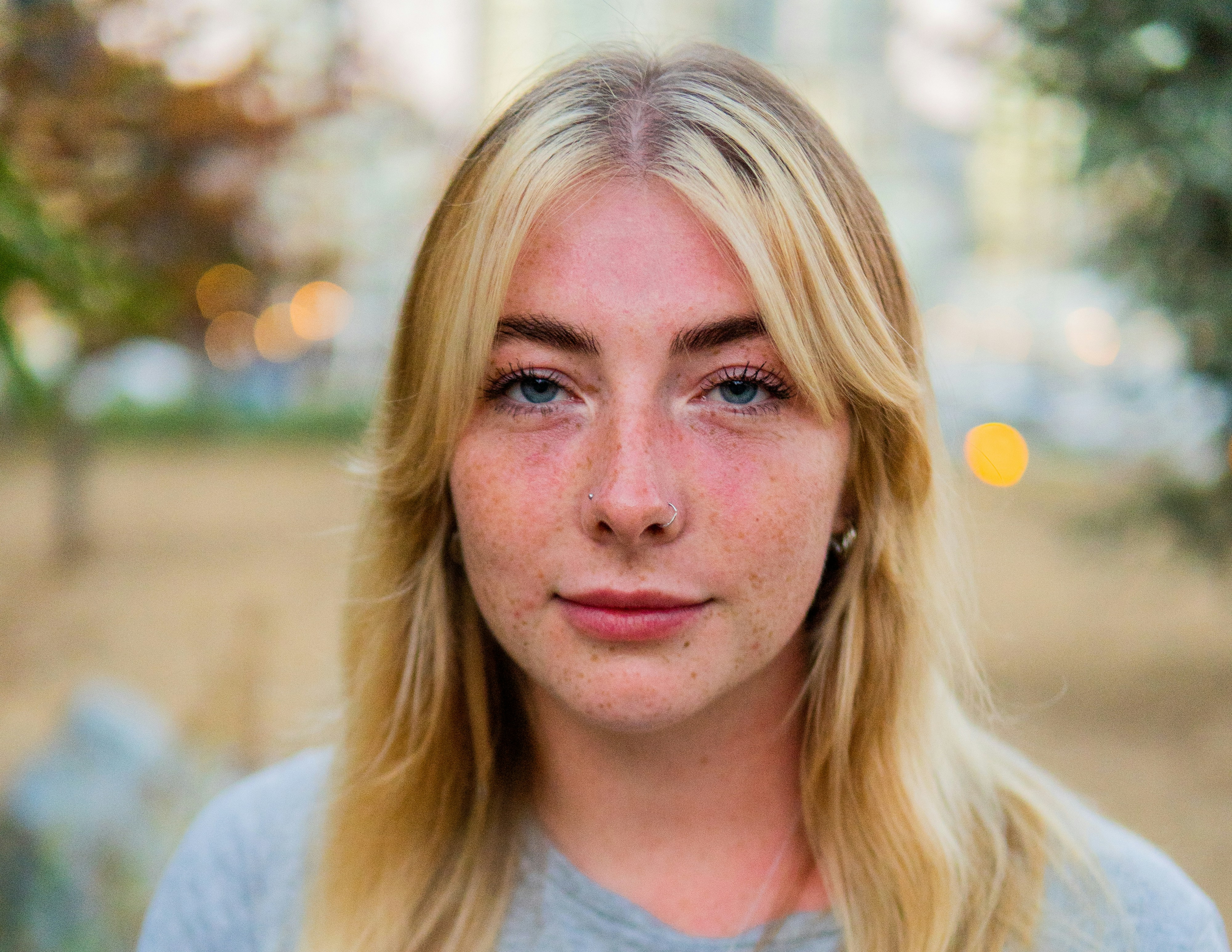 Soft Focus Portrait: Sunlit Blonde in a Quiet Urban Park