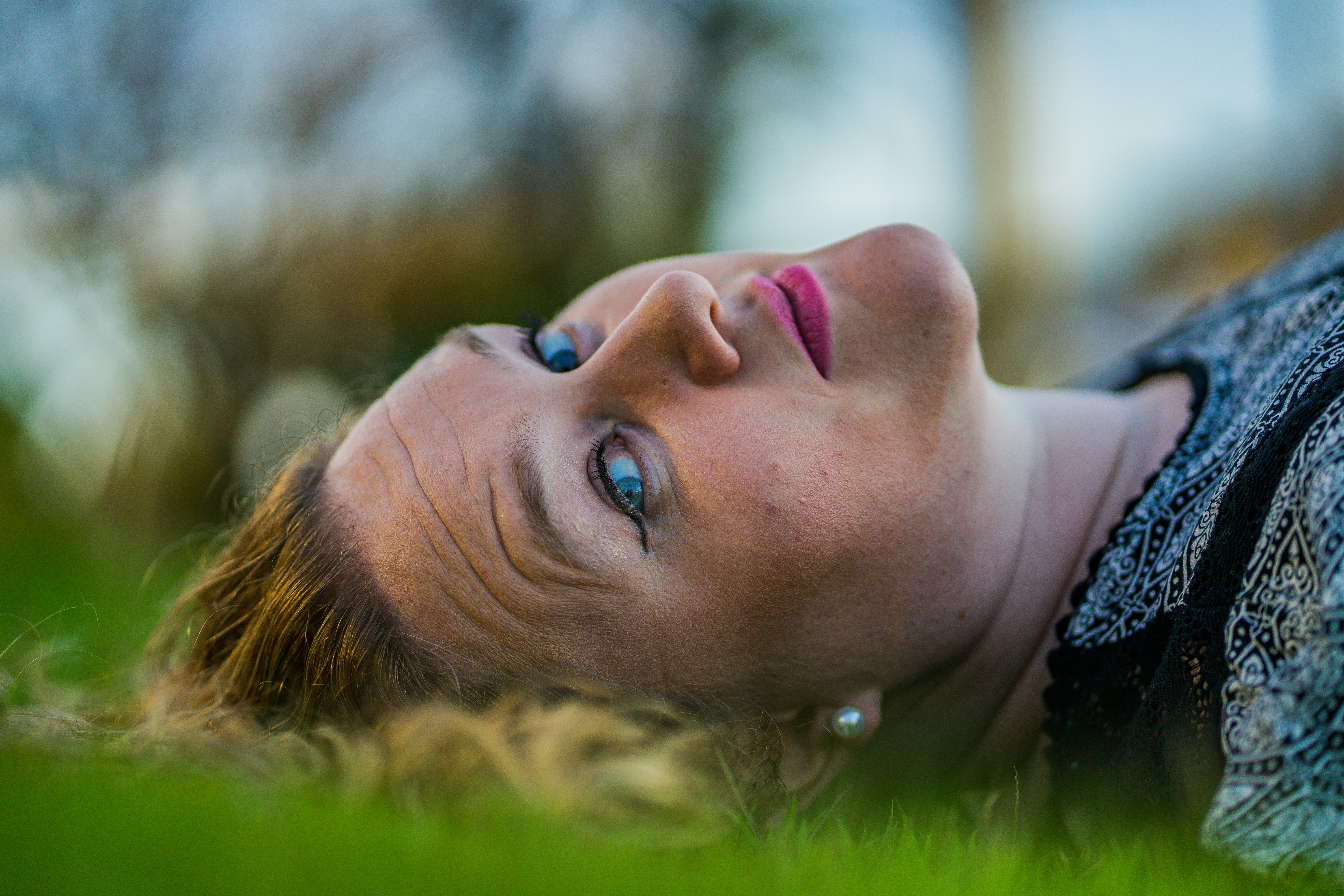 Lying Portrait: Soft Focus and Intimate Gaze in Evening Light