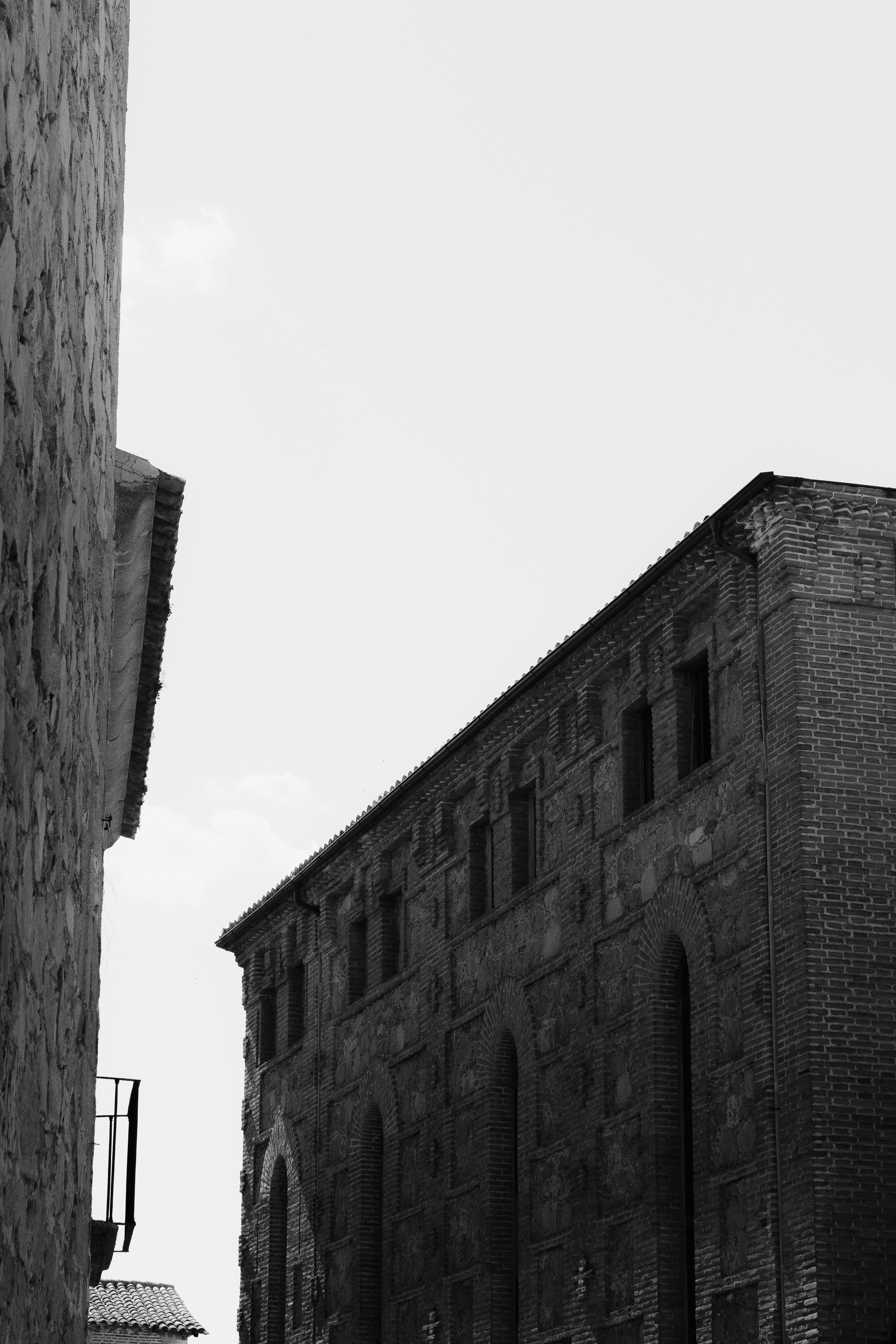 Brickwork Convergence: A Narrow Alley Meeting the Sky