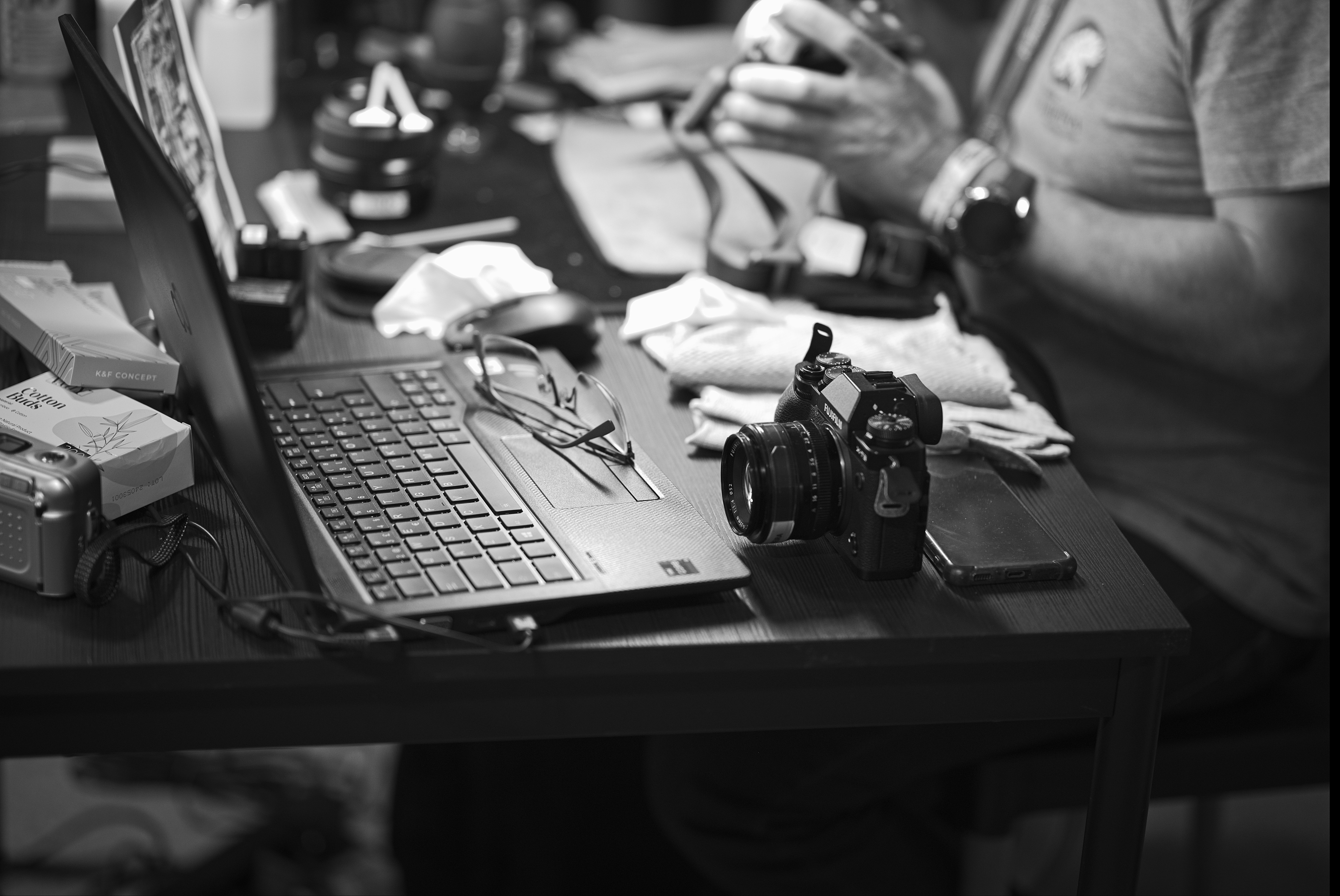 Desk-side Gear Rendezvous: A Quiet Moment of Focus