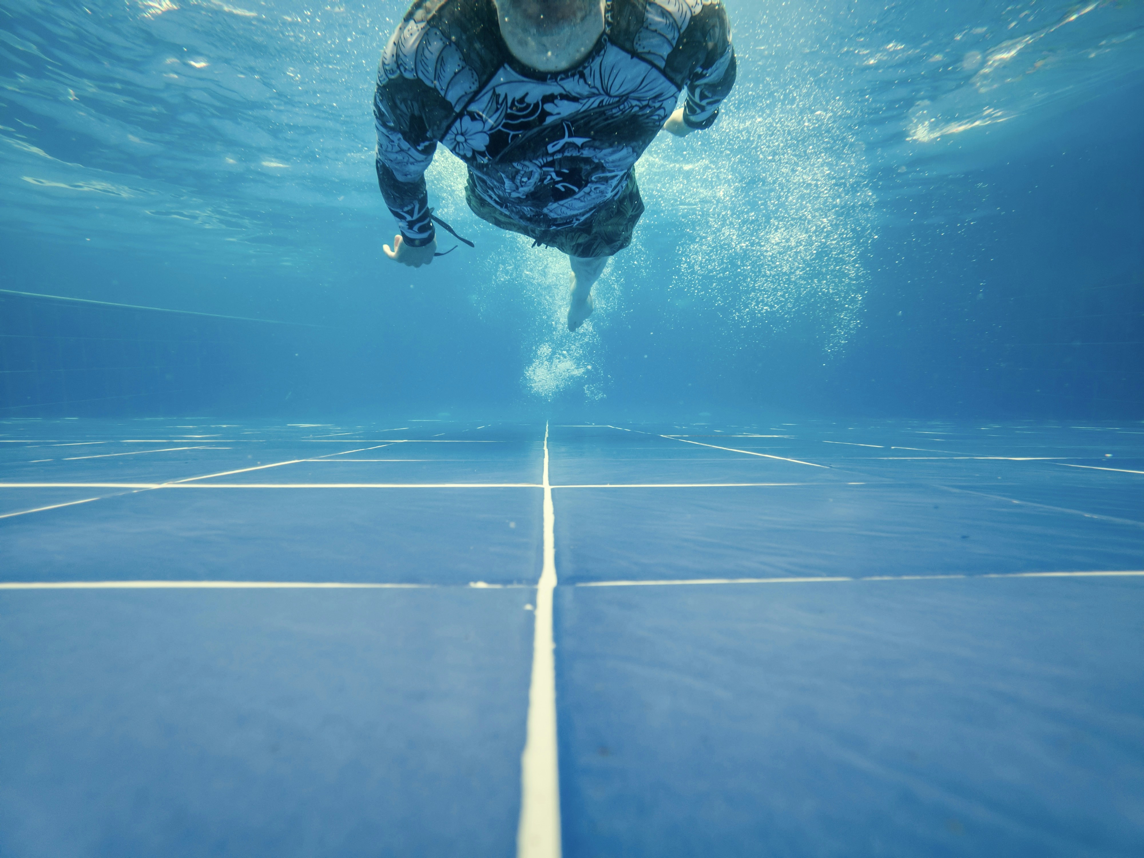Underwater Scout: Converging Lines Meet a Murmur of Bubbles