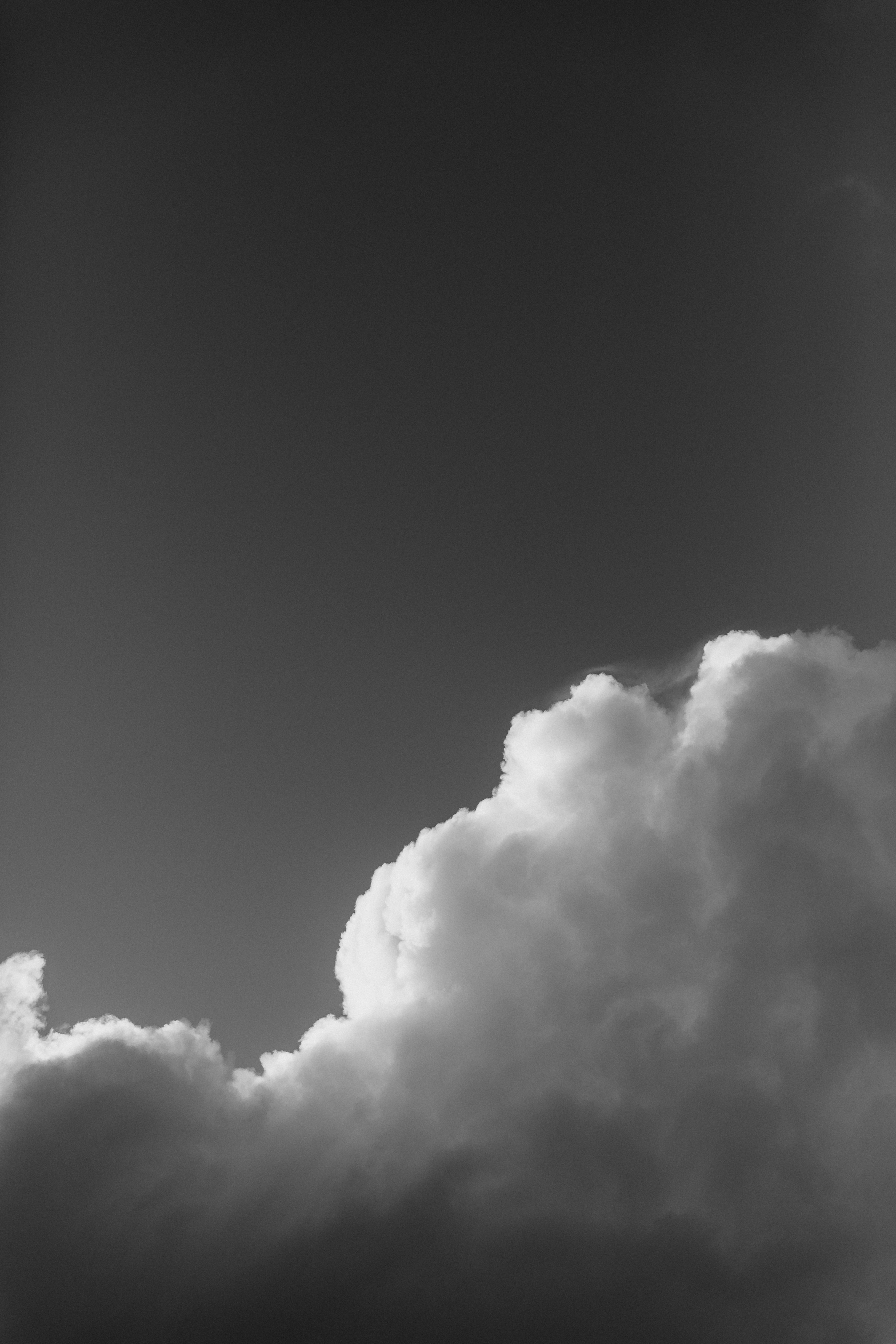 Monolithic Cloud Edge Over a Quiet Horizon