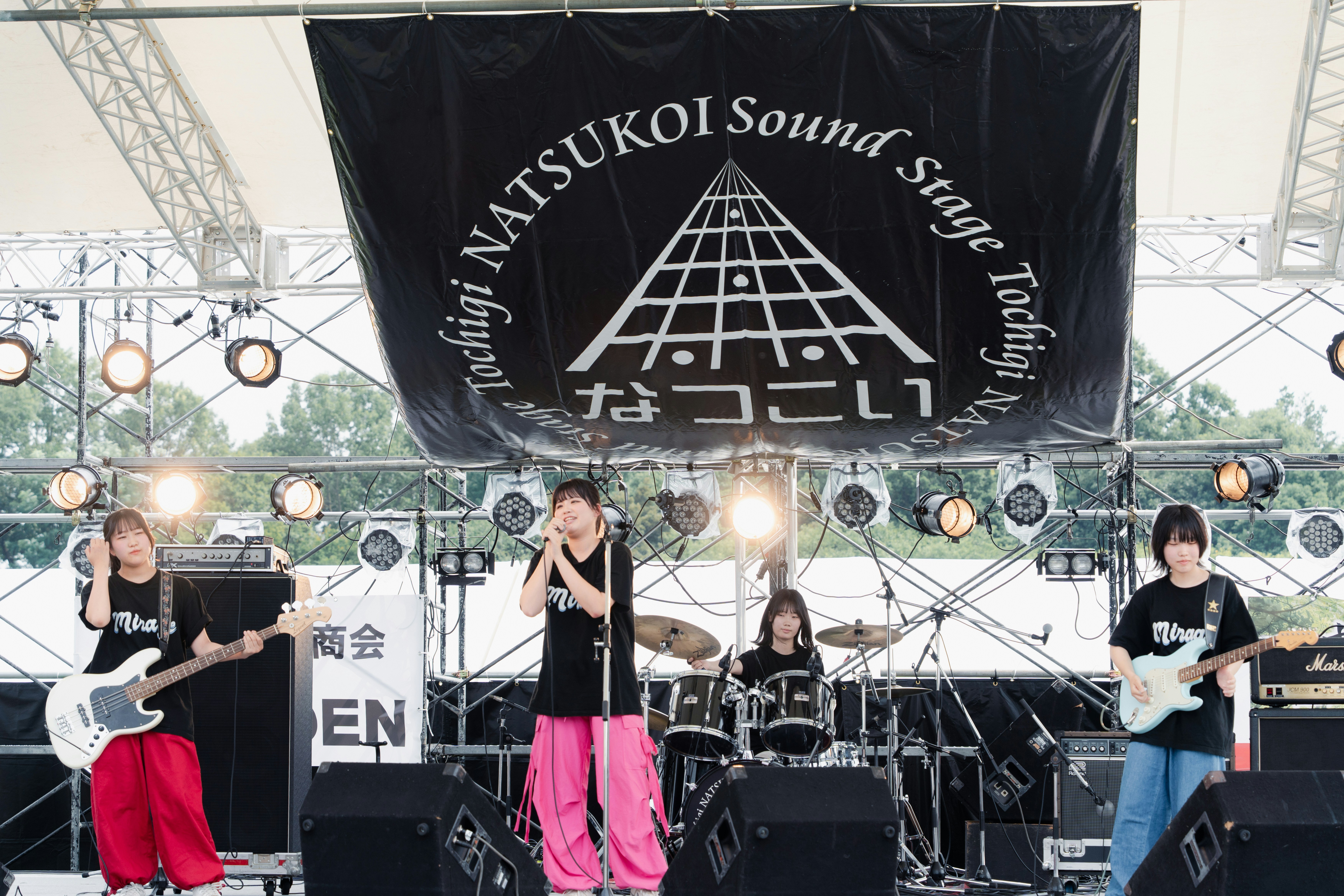 Stage Pulse: A Four-Pront Band Sparks under a Bannered Summit