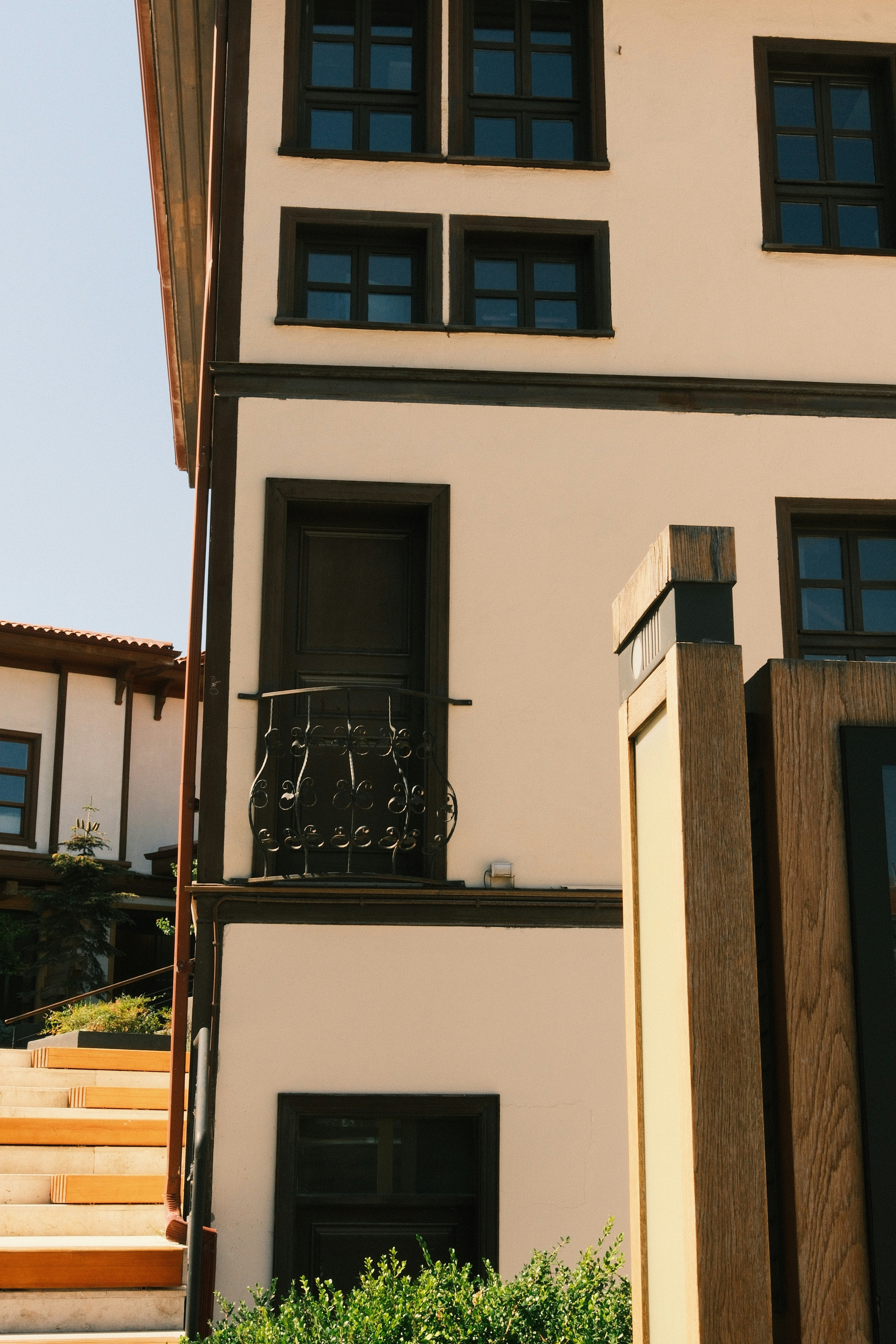 Cornered Light: A Facade’s Quiet Geometry and Balcony Details