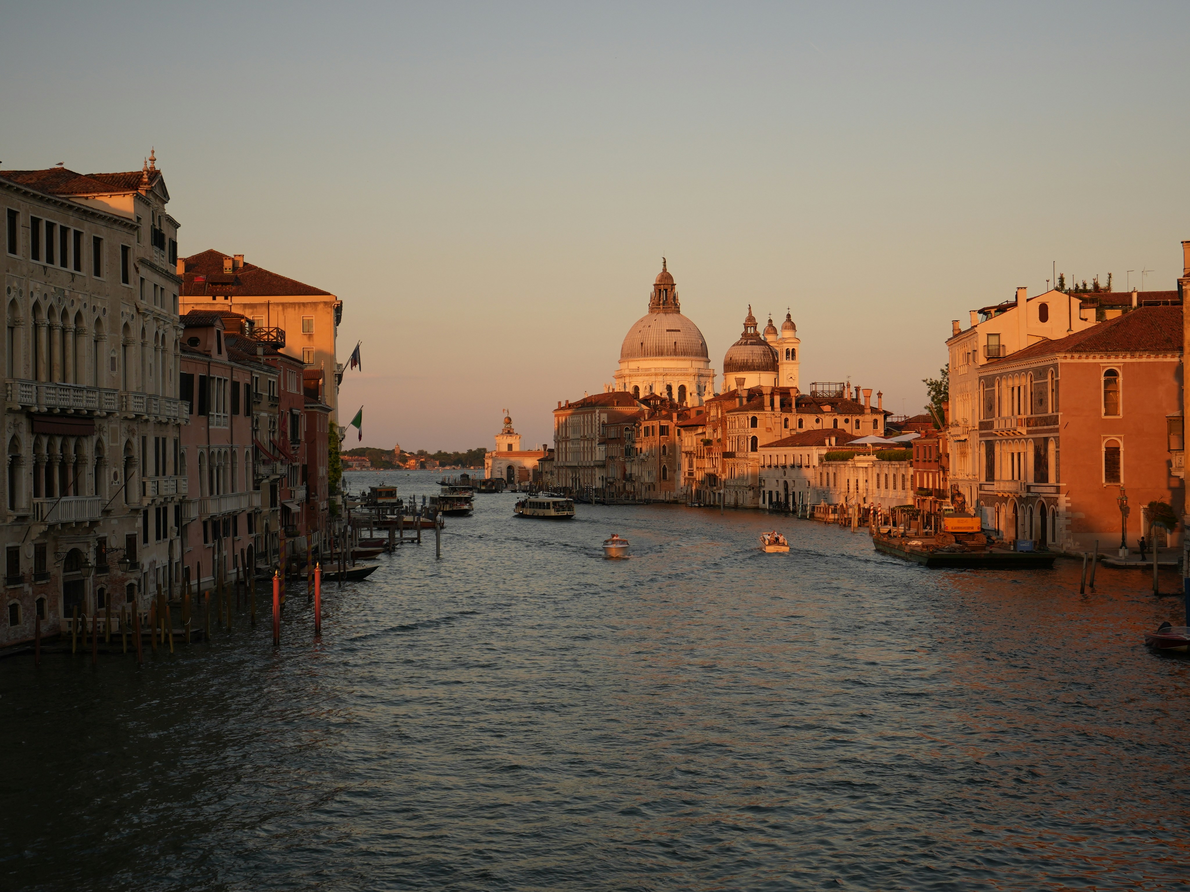 Sunlit Rialto Canal: Late-afternoon light on Venice’s Vaporetti