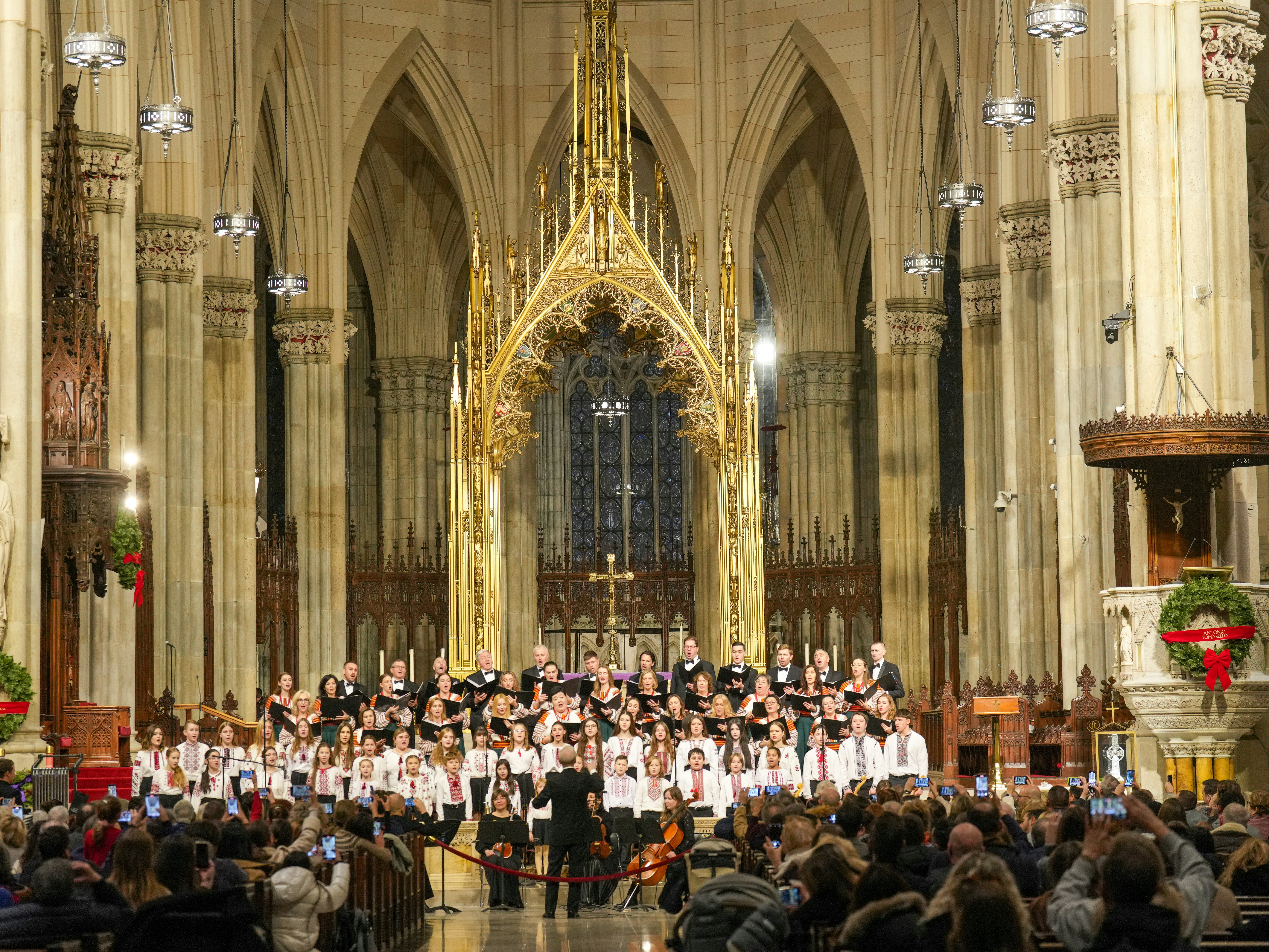 Choir of the Cathedral: Voices in the Golden Archway