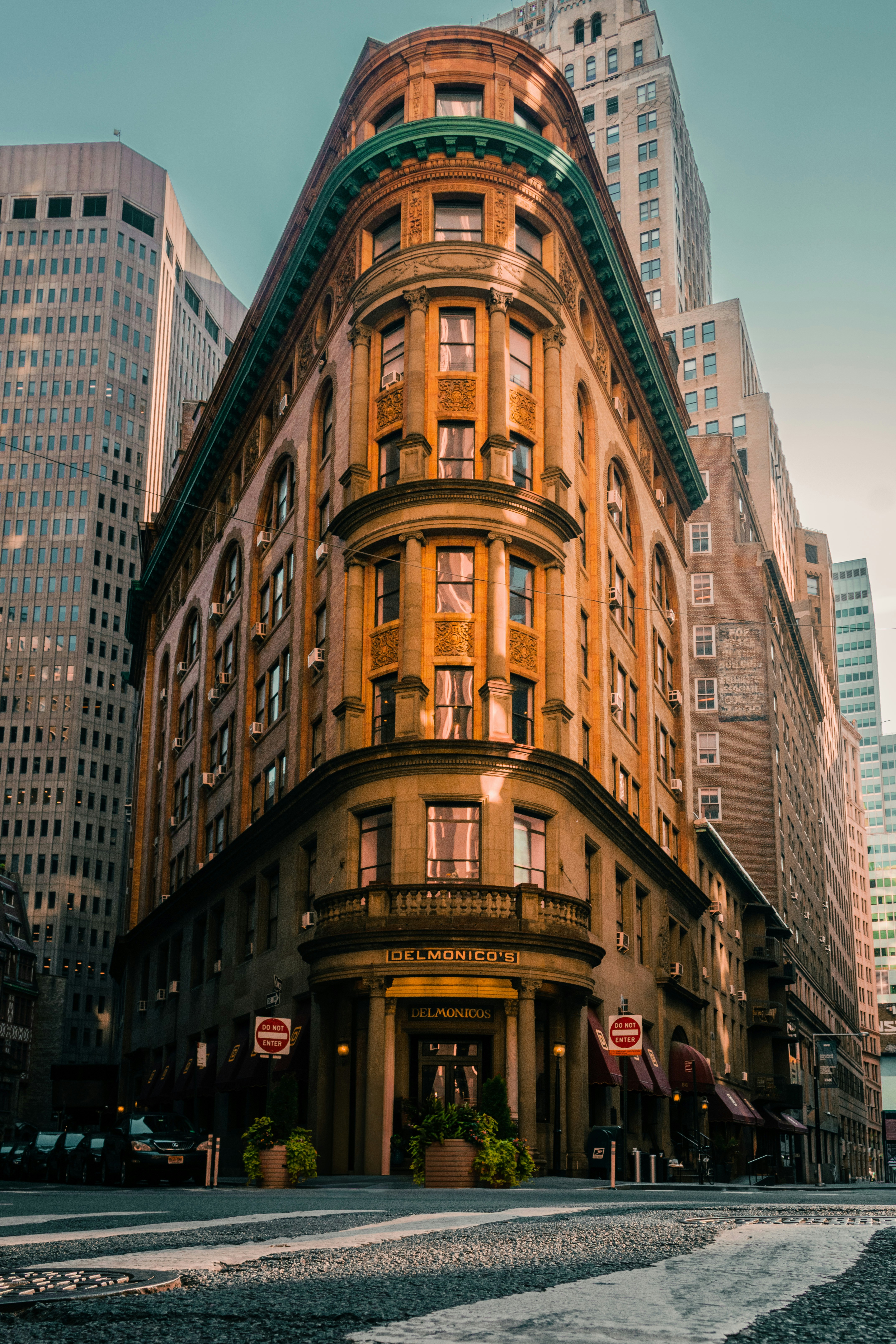 Cornered Grandeur: The Curved Façade Rising Among Glass Giants