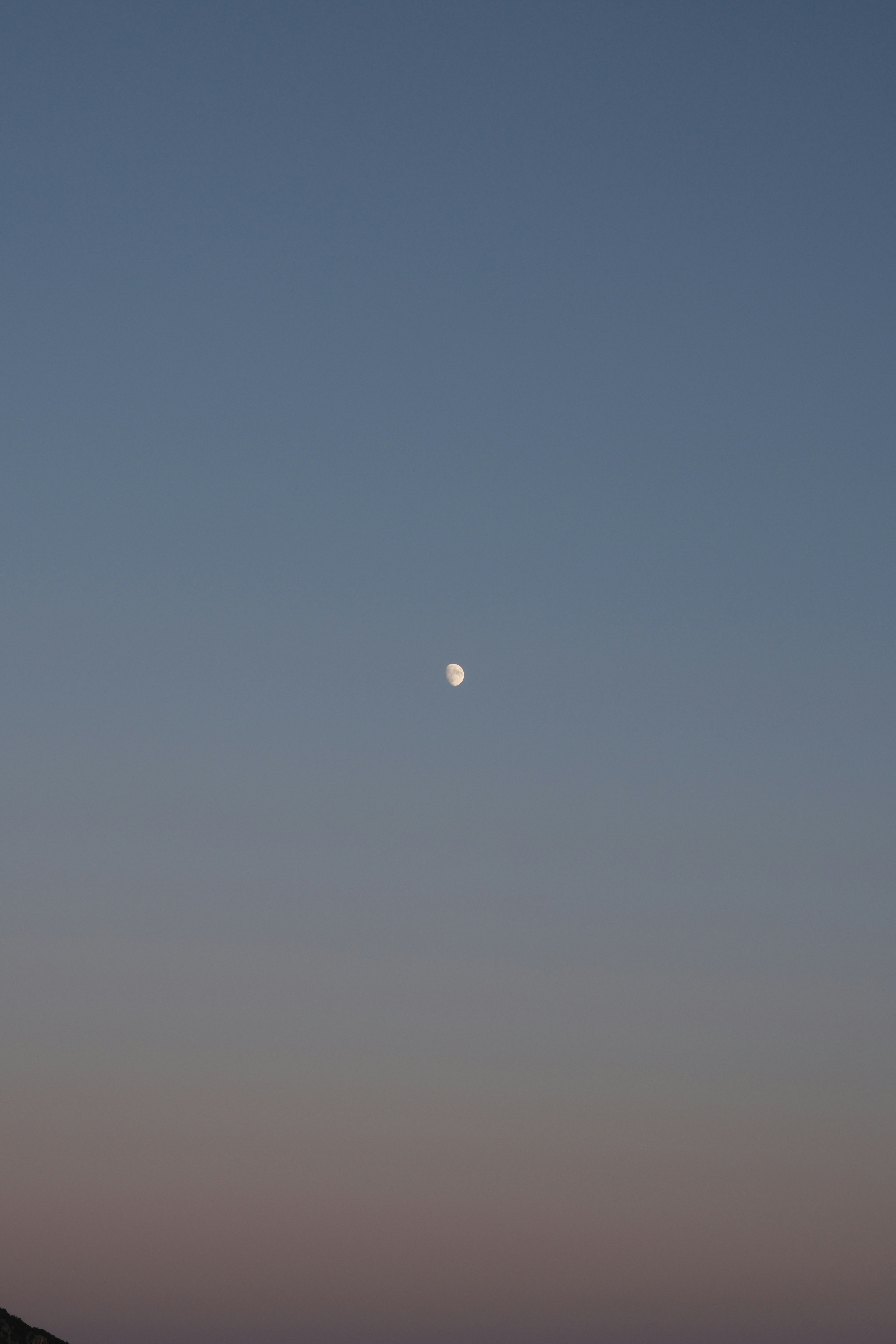 Moon in Gradient: A Quiet Dusk Above the Horizon