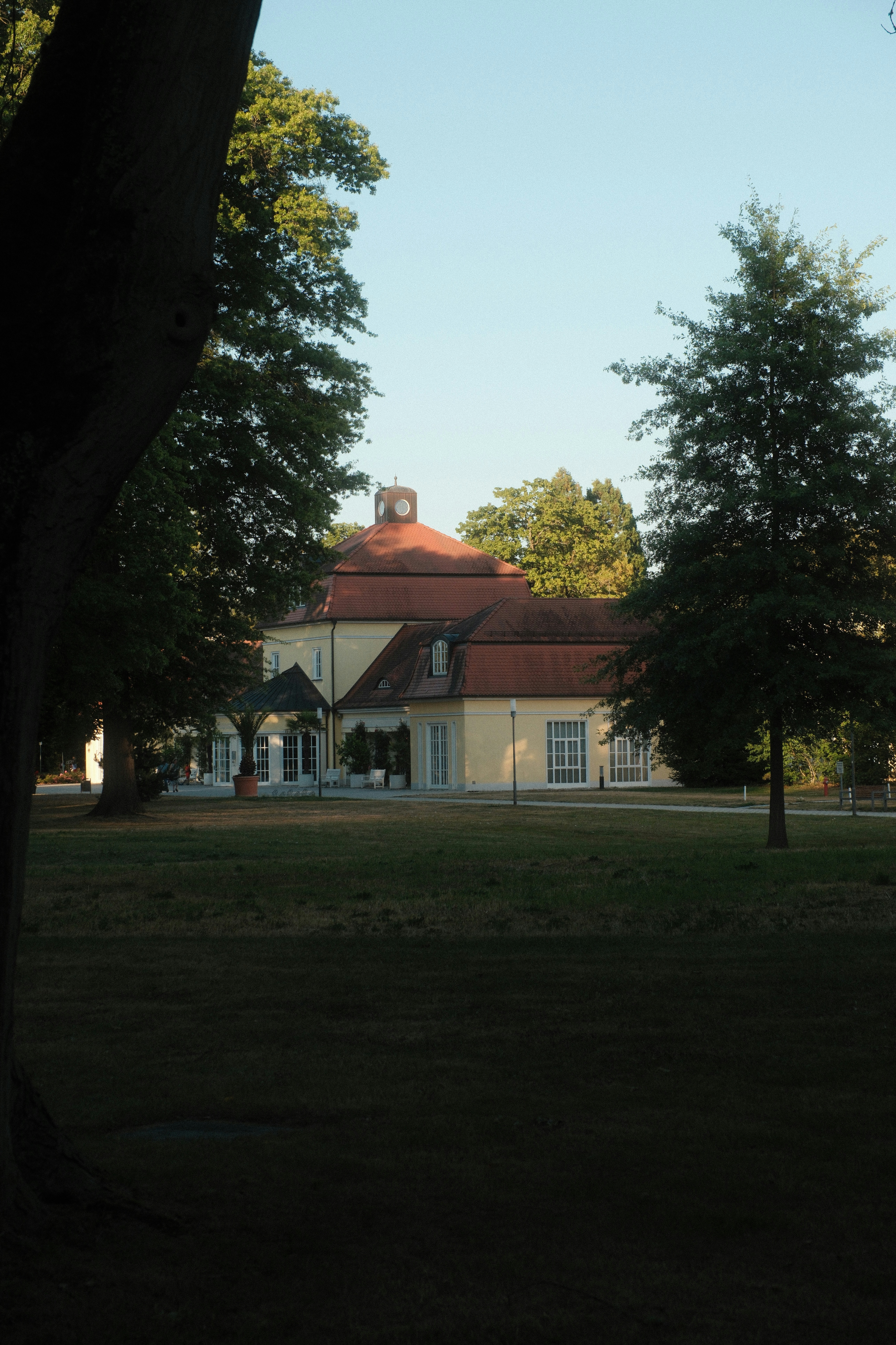 Sunlit manor amid shady park: a quiet campus-like pavilion